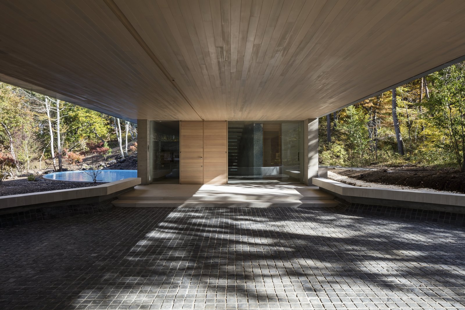 Photo 9 of 17 in WATER GLASS VILLA / fuji-sakura-plateau by Yas. Maeda ...