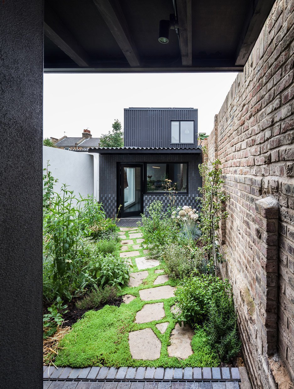 Photo 8 of 10 in 10 Homes With Large, Well-Ventilated Courtyards - Dwell