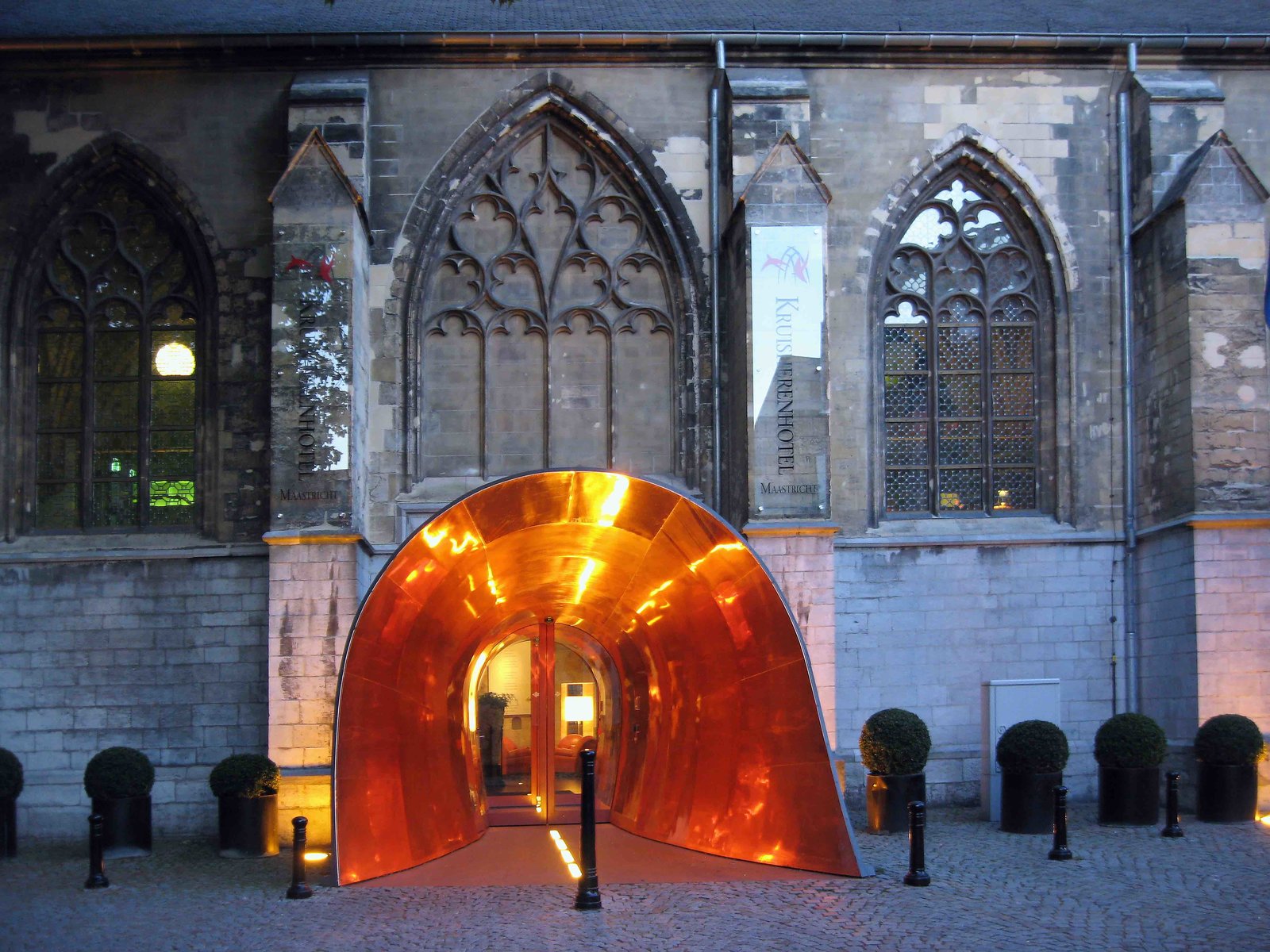 Photo 19 of 24 in 12 Modern Hotels in Historic Buildings Around the ...