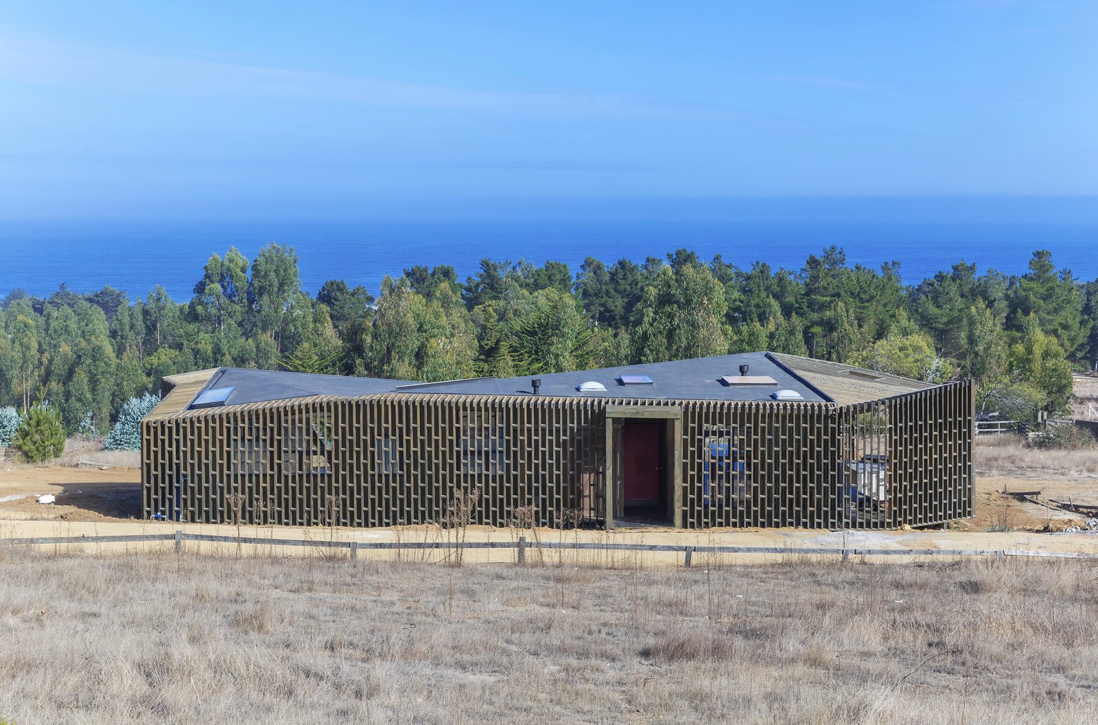 This "Almost Cube" House Offers Mesmerizing Views of the Chilean Coast ...