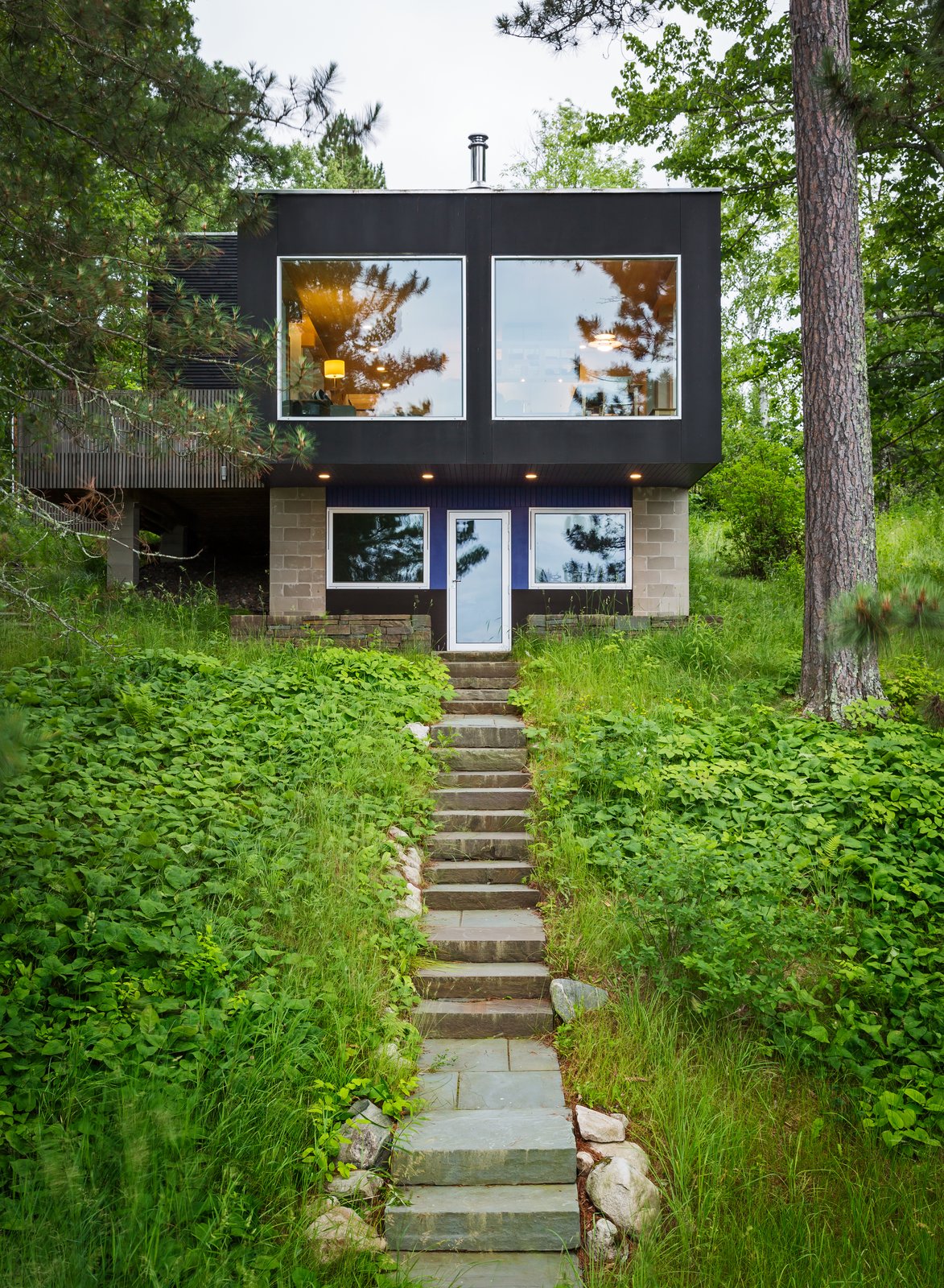 Photo 3 of 15 in Two Rectangular Volumes Unite to Form a Colorful ...