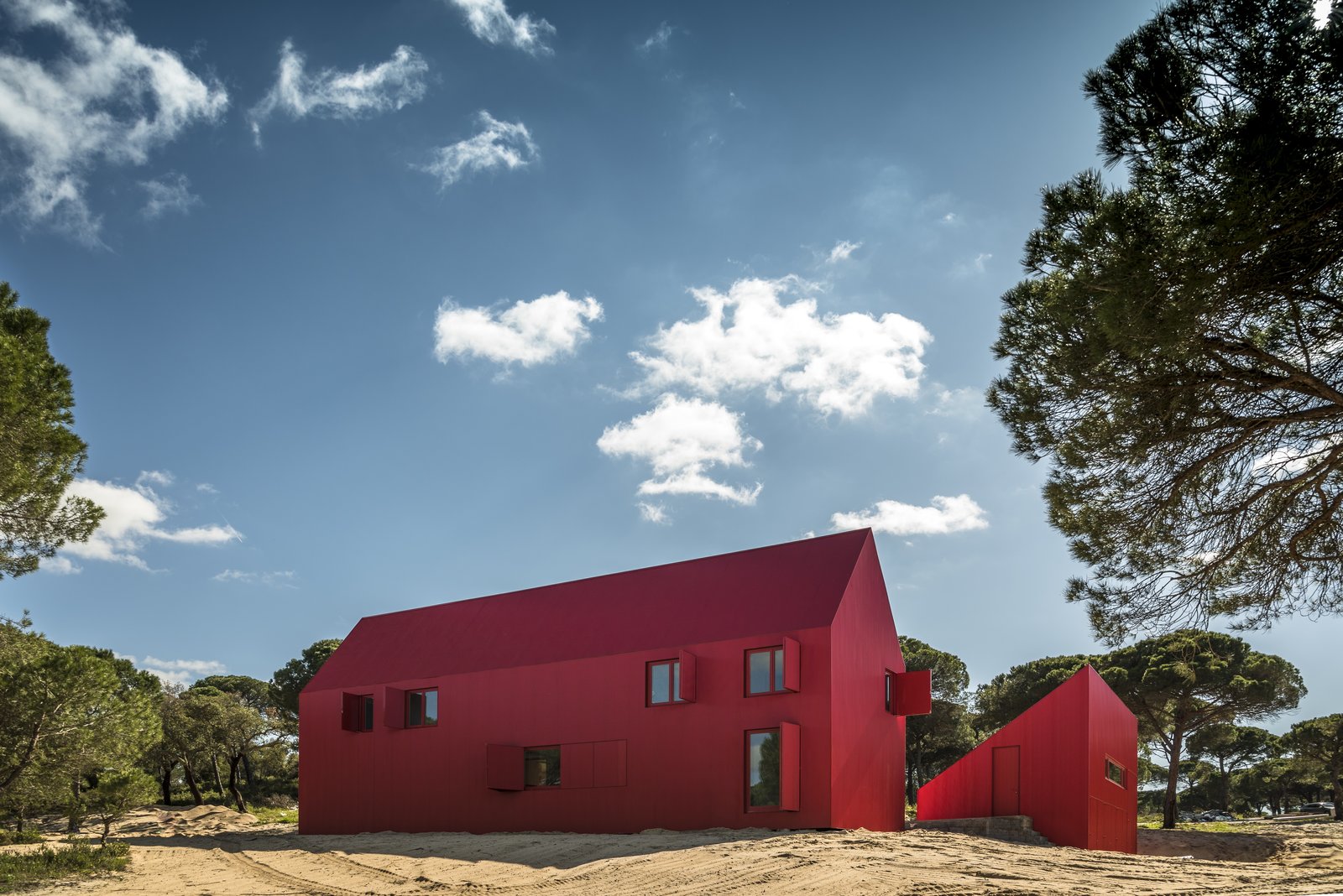 14 Red-Hot Homes With Striking Scarlet Exteriors - Dwell