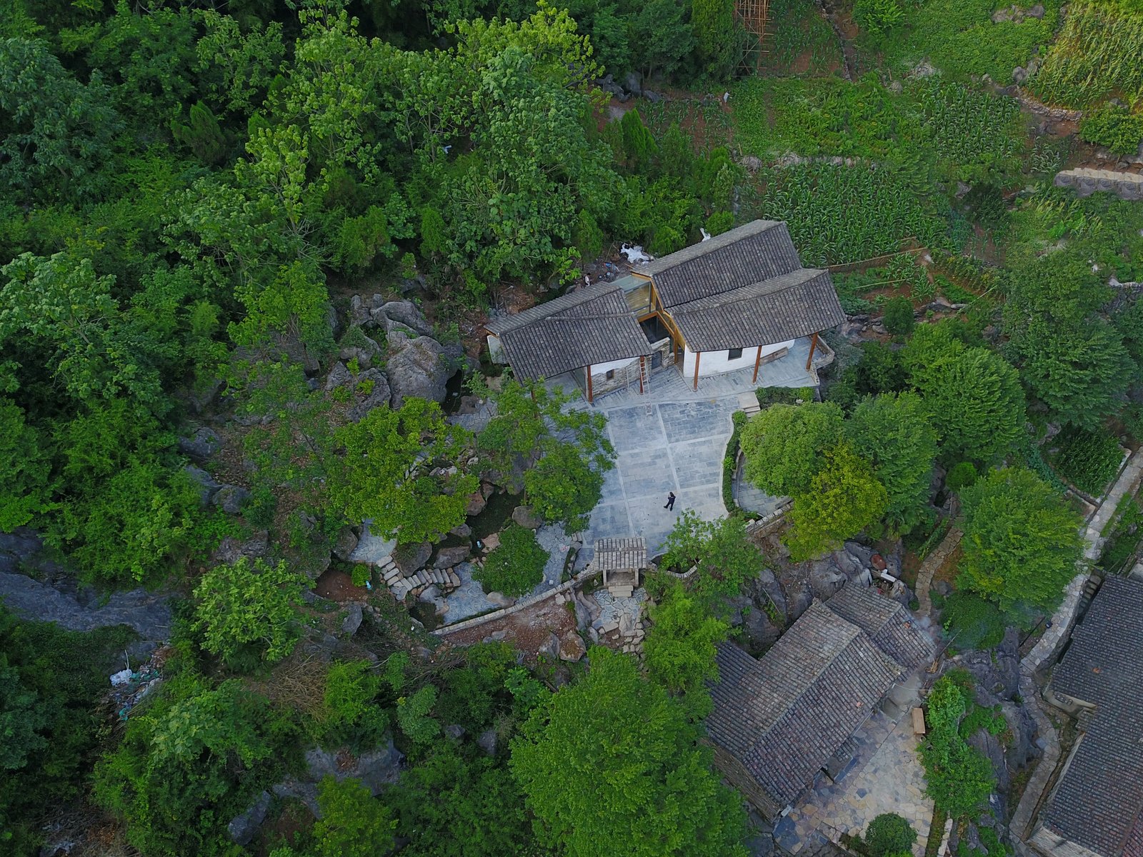 Photo 17 of 24 in An Amazing Home Rises From an Abandoned Ruin in China ...