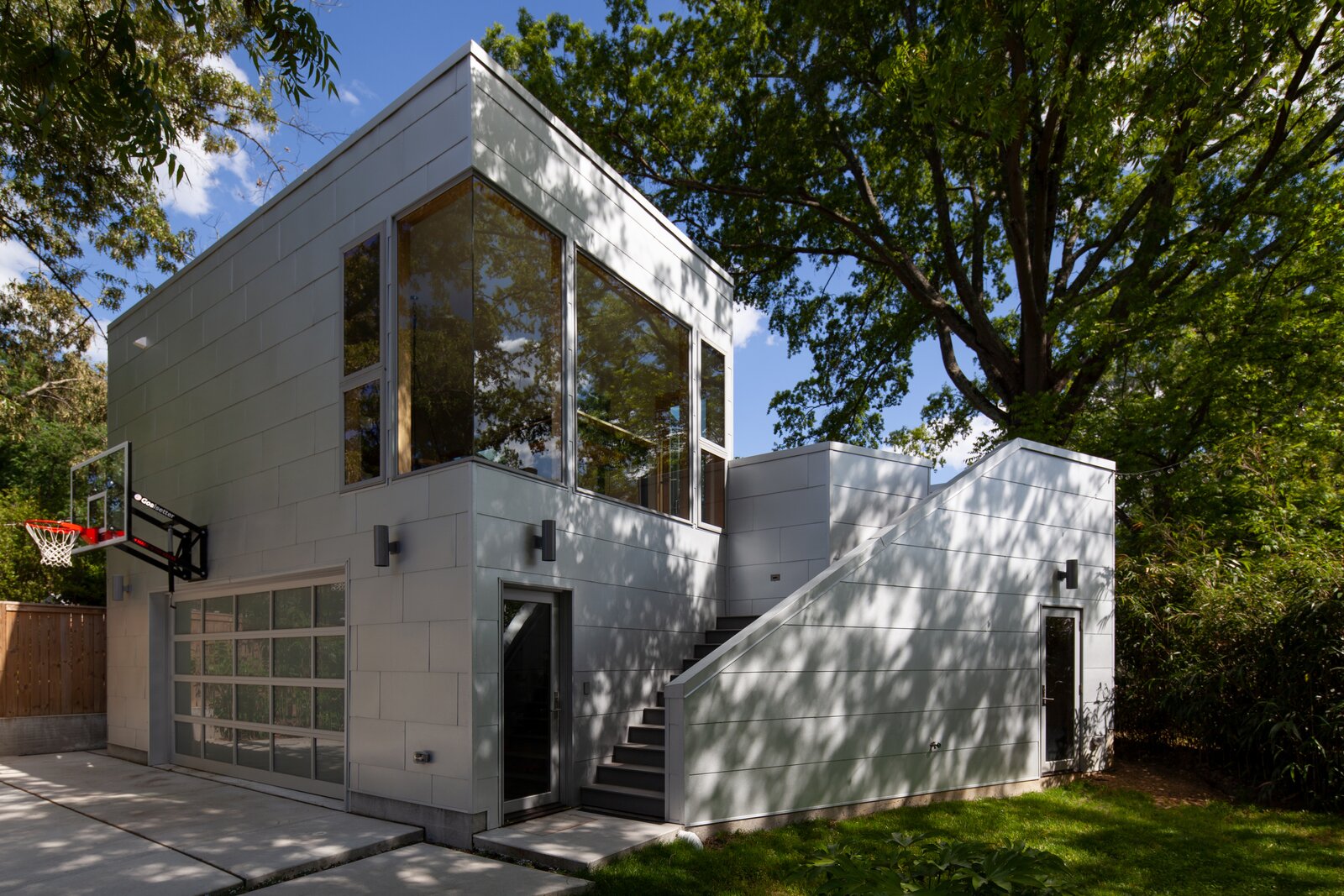 Photo 1 of 23 in The Garage Mahal by Peter Grueneisen - Dwell