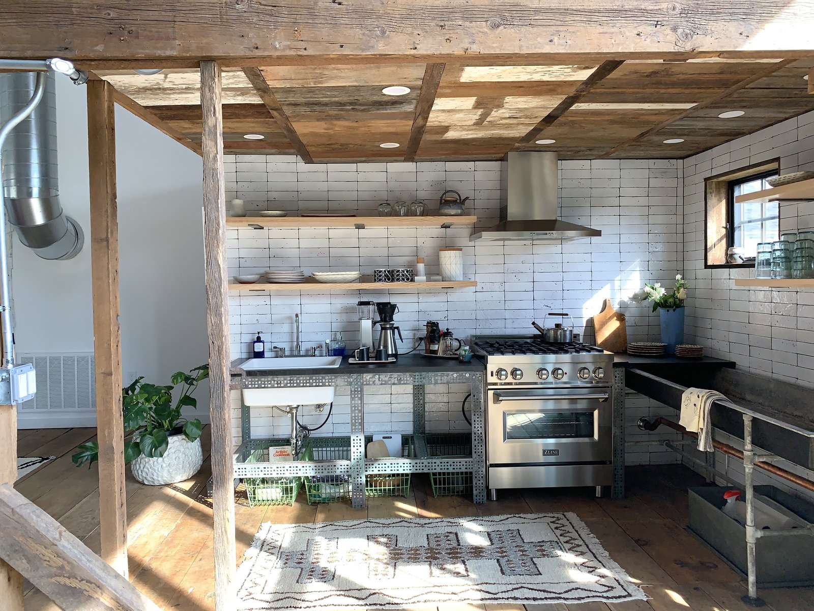 Photo 4 of 8 in Peek Inside: Contemporary Art Studio + Guesthouse by ...