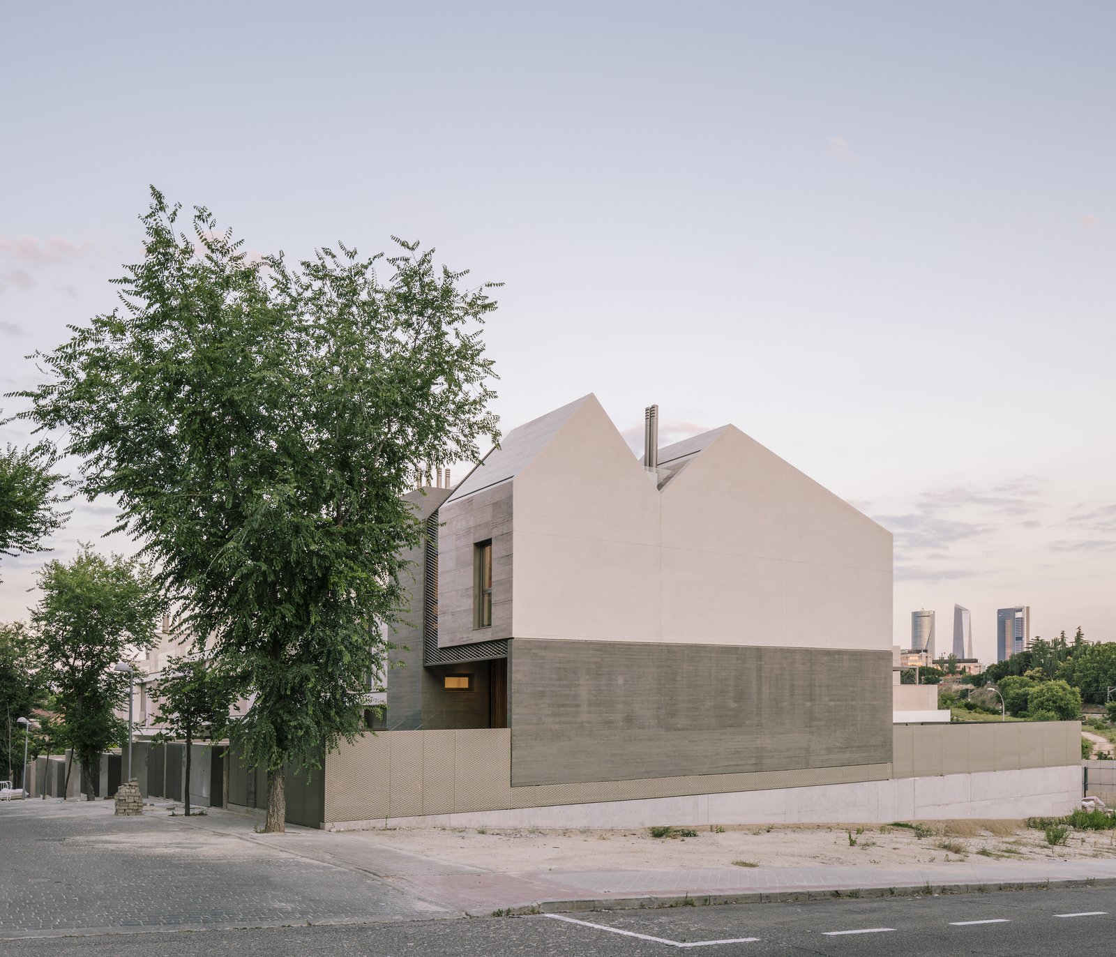 Photo 4 of 13 in A Madrid Home Mimics the Mountains With a Striking ...