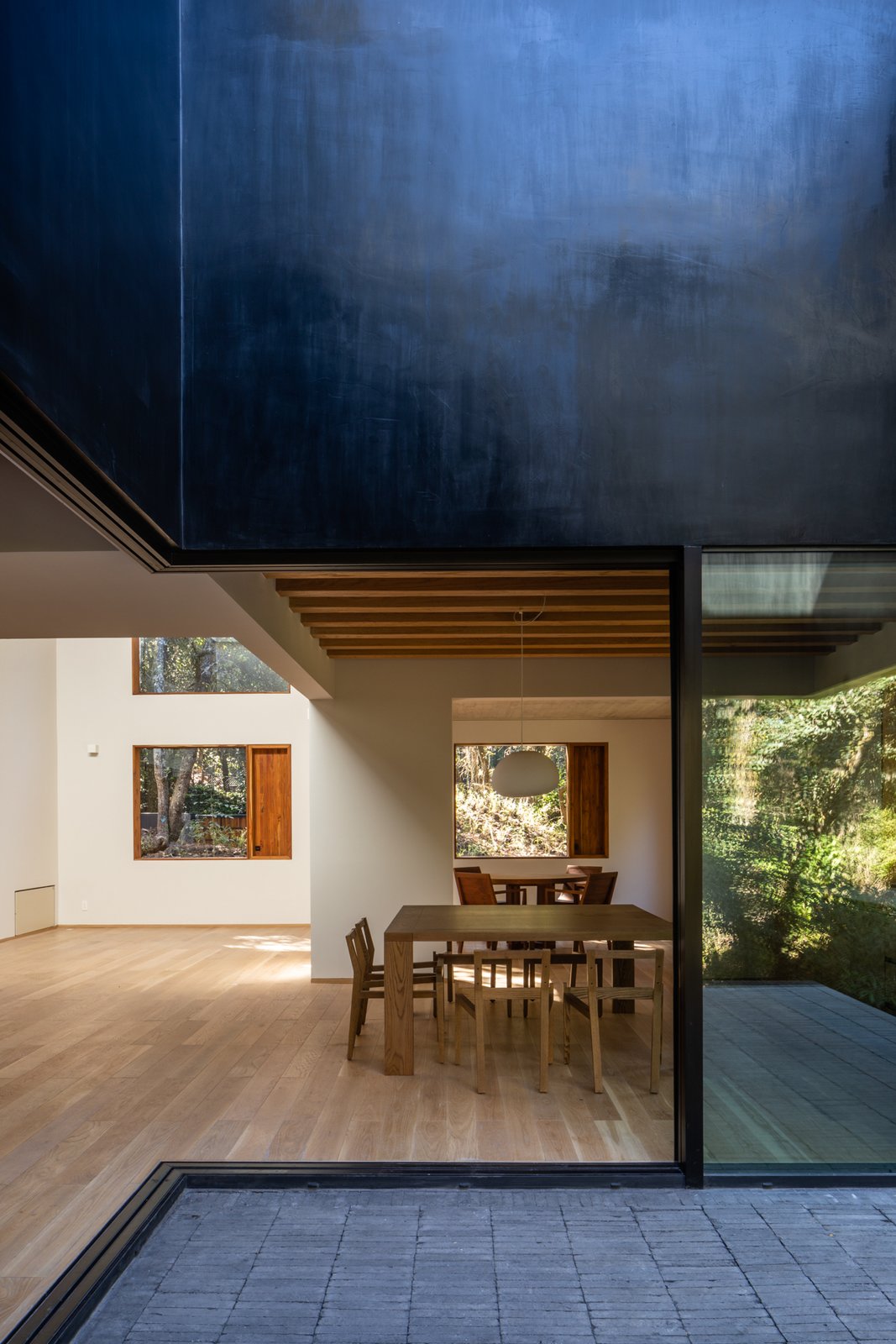 Photo 6 of 16 in A Matte Black Home in Mexico City Opens Up to 360 ...