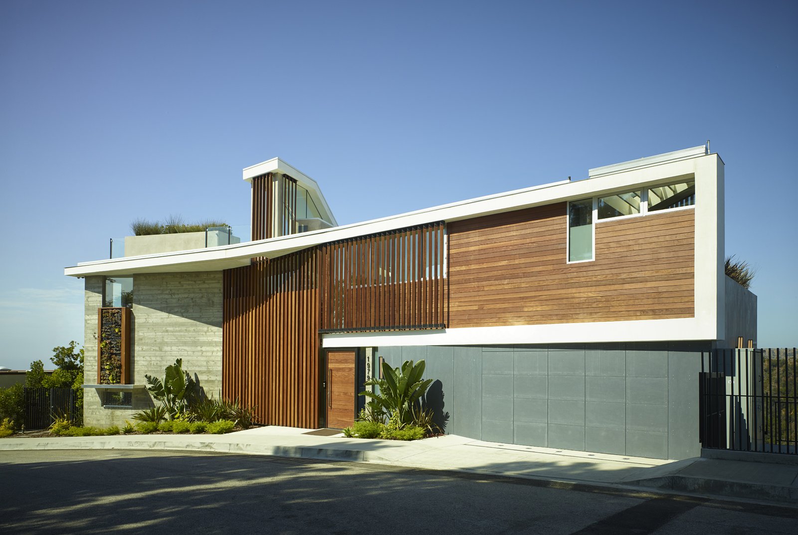 Photo 7 of 24 in Stradella Residence by JOHN LINDEN - Dwell