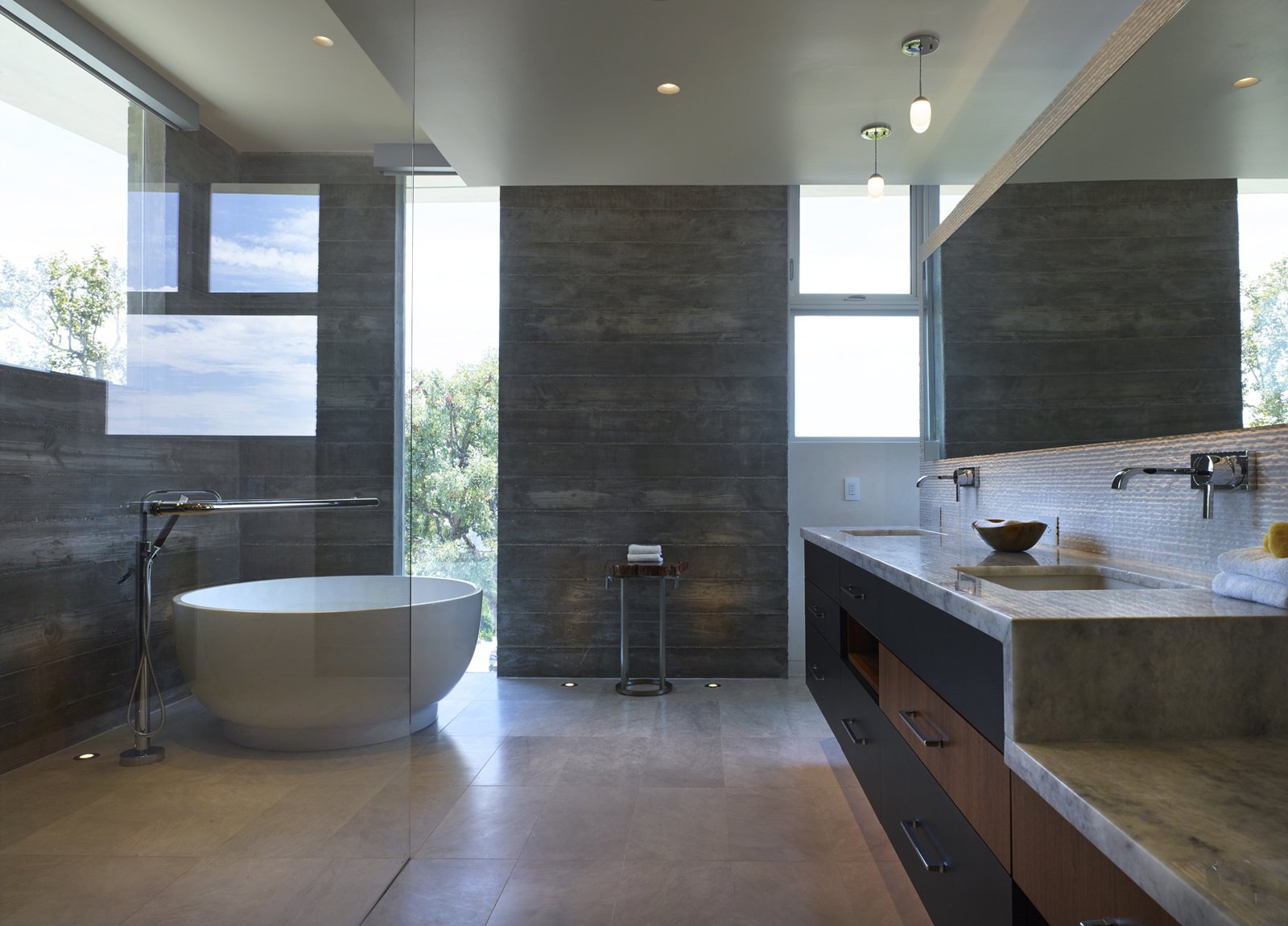 Photo 14 of 24 in Stradella Residence by JOHN LINDEN - Dwell