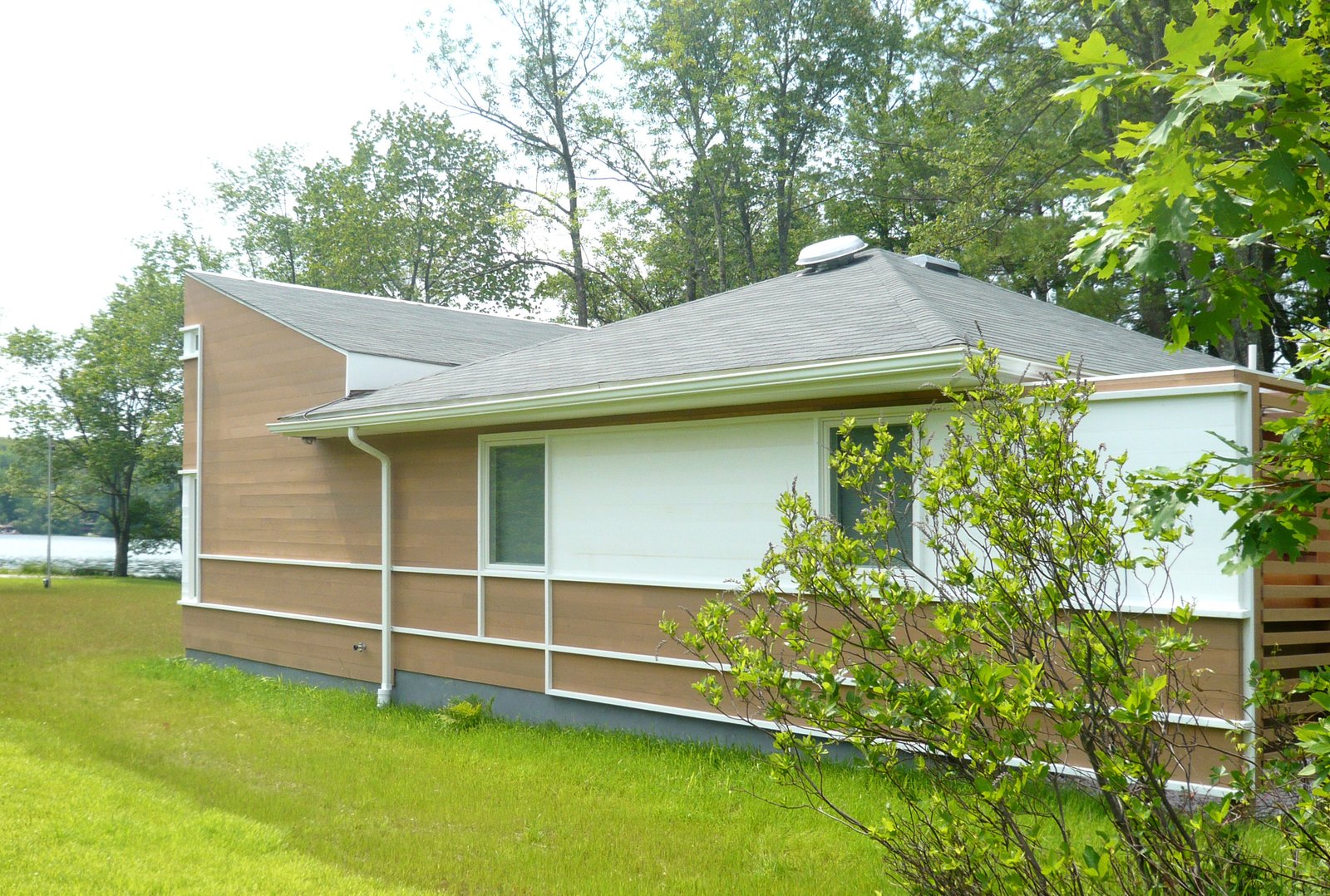 Photo 3 of 8 in Jureller Lake House by Robert Scarpa - Dwell