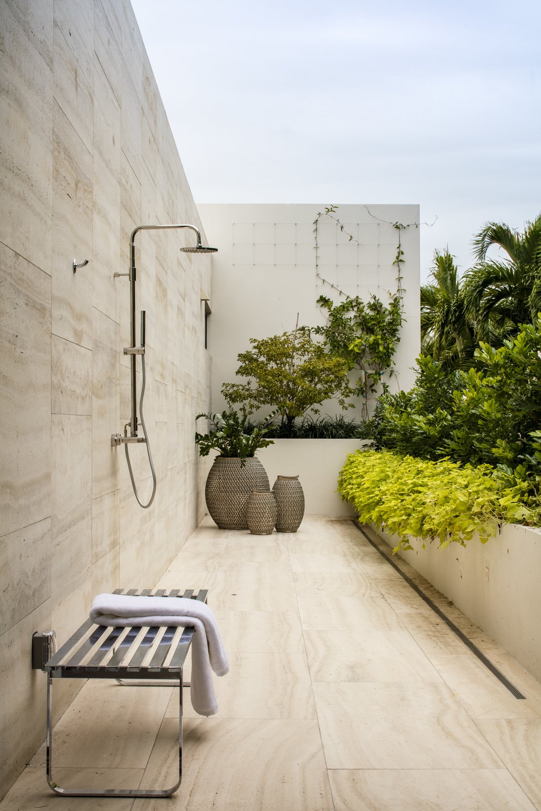 Photo 3 of 5 in Top 5 Homes of the Week With Dreamy Outdoor Showers ...