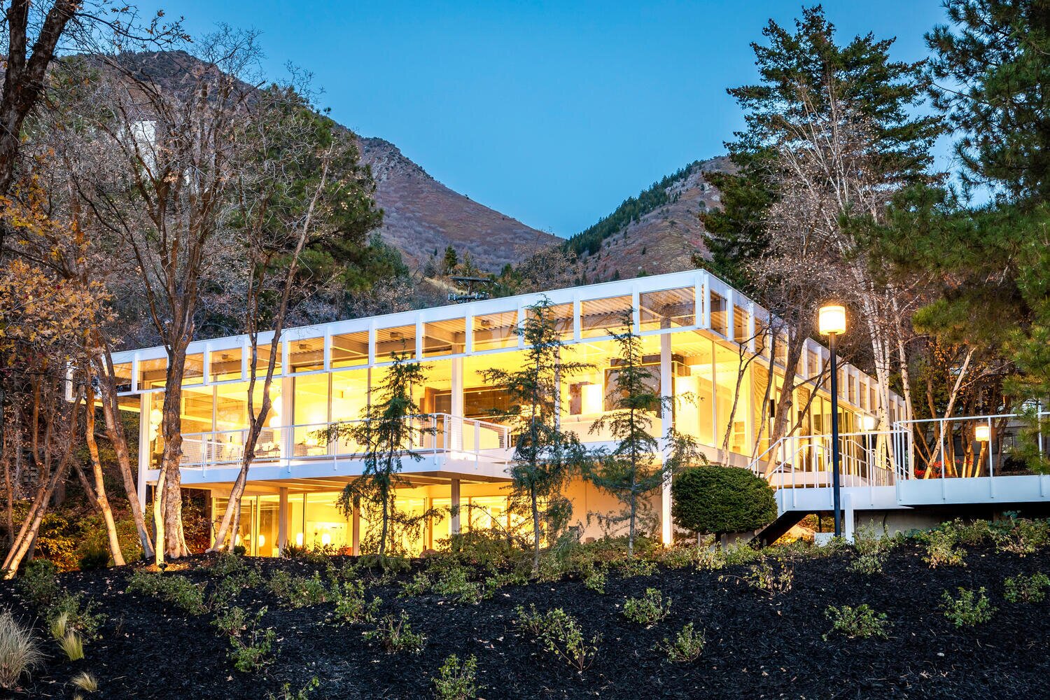 Photo 2 of 12 in A John Sugden Home by Mony Ty / Summit Sotheby's - Dwell