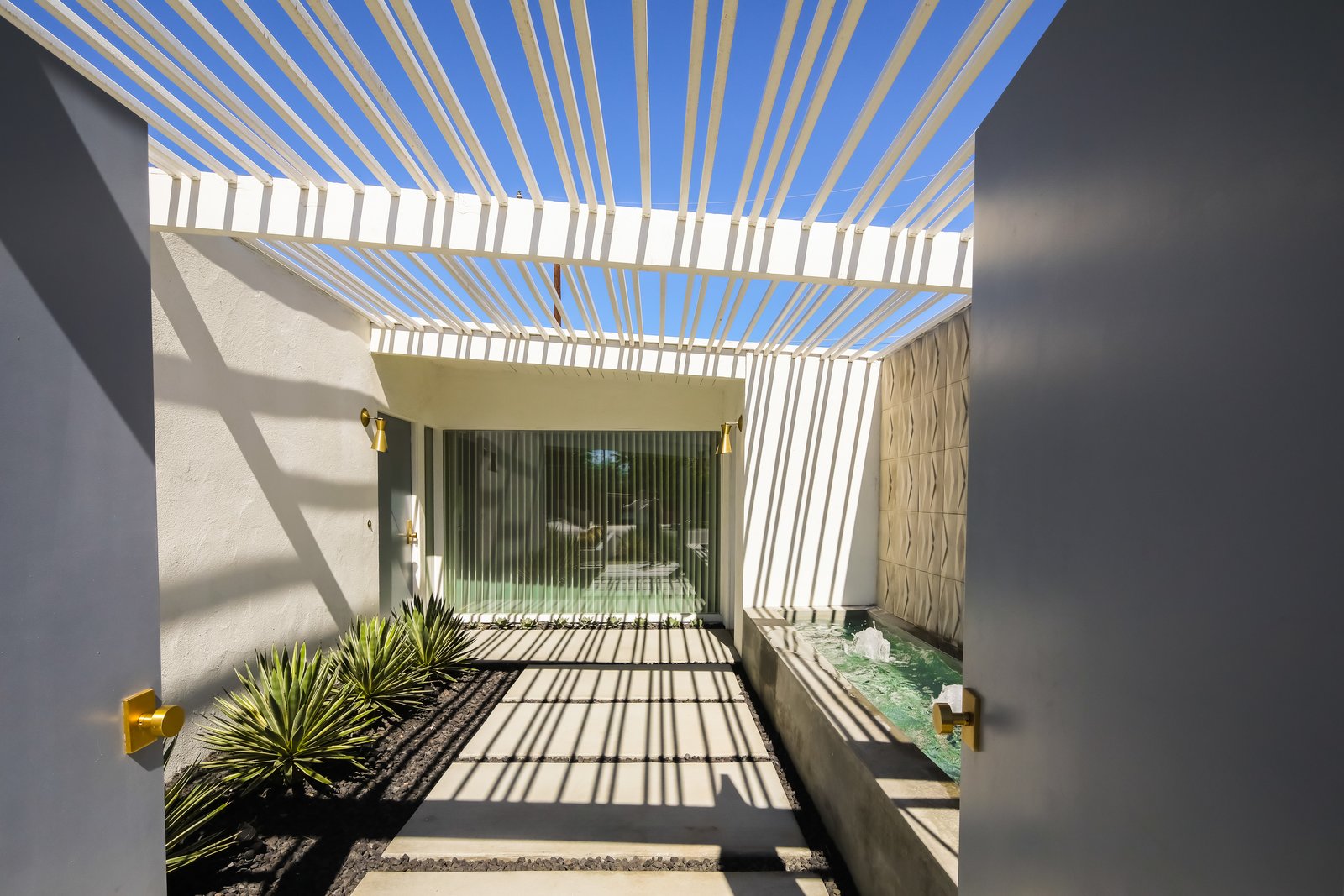 Photo 2 of 16 in MID CENTURY MODERN GEM by Michelle Boudreau - Dwell