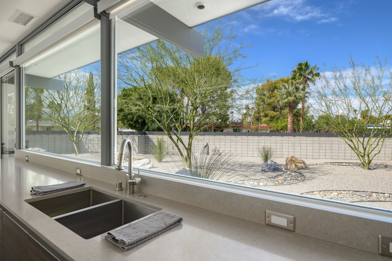 Photo 8 of 13 in The Last Home Designed by Donald Wexler Hits the ...