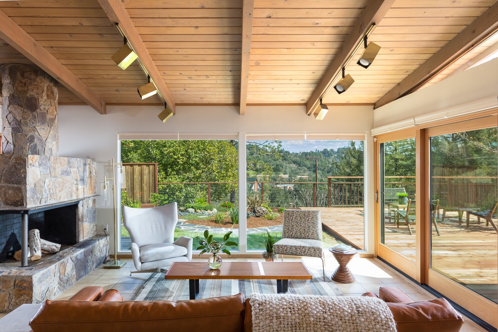 Photo 2 of 11 in Soak Up Classic Midcentury Vibes in This Orinda Home ...