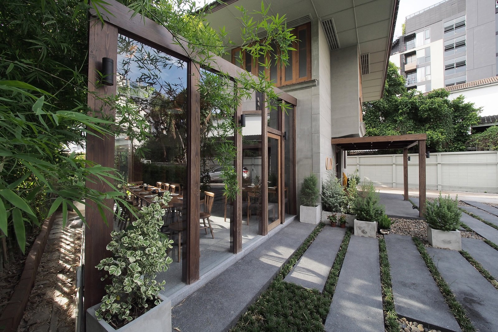 Photo 10 of 14 in Before & After: A Run-Down House in Bangkok Now Hosts ...