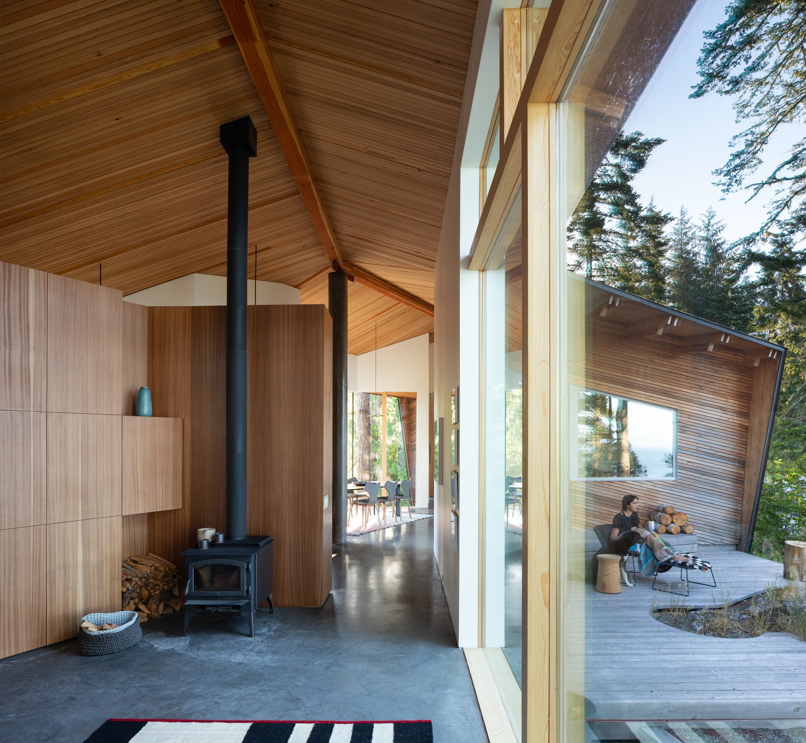 Photo 8 of 14 in An Angular Cabin Is Perfectly Poised to Soak Up ...