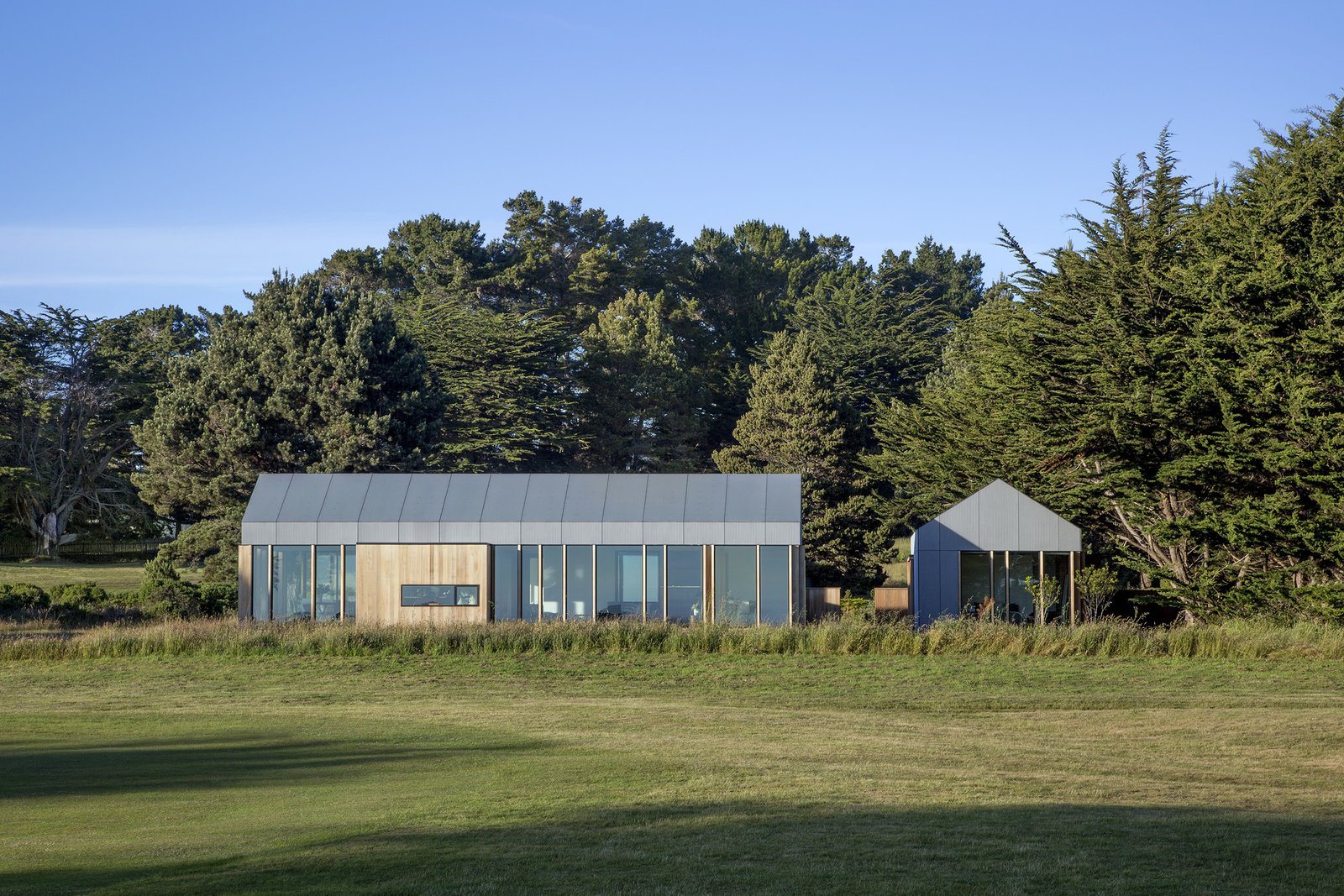 Photo 2 of 12 in A Sea Ranch Courtyard House Embraces its Spectacular ...