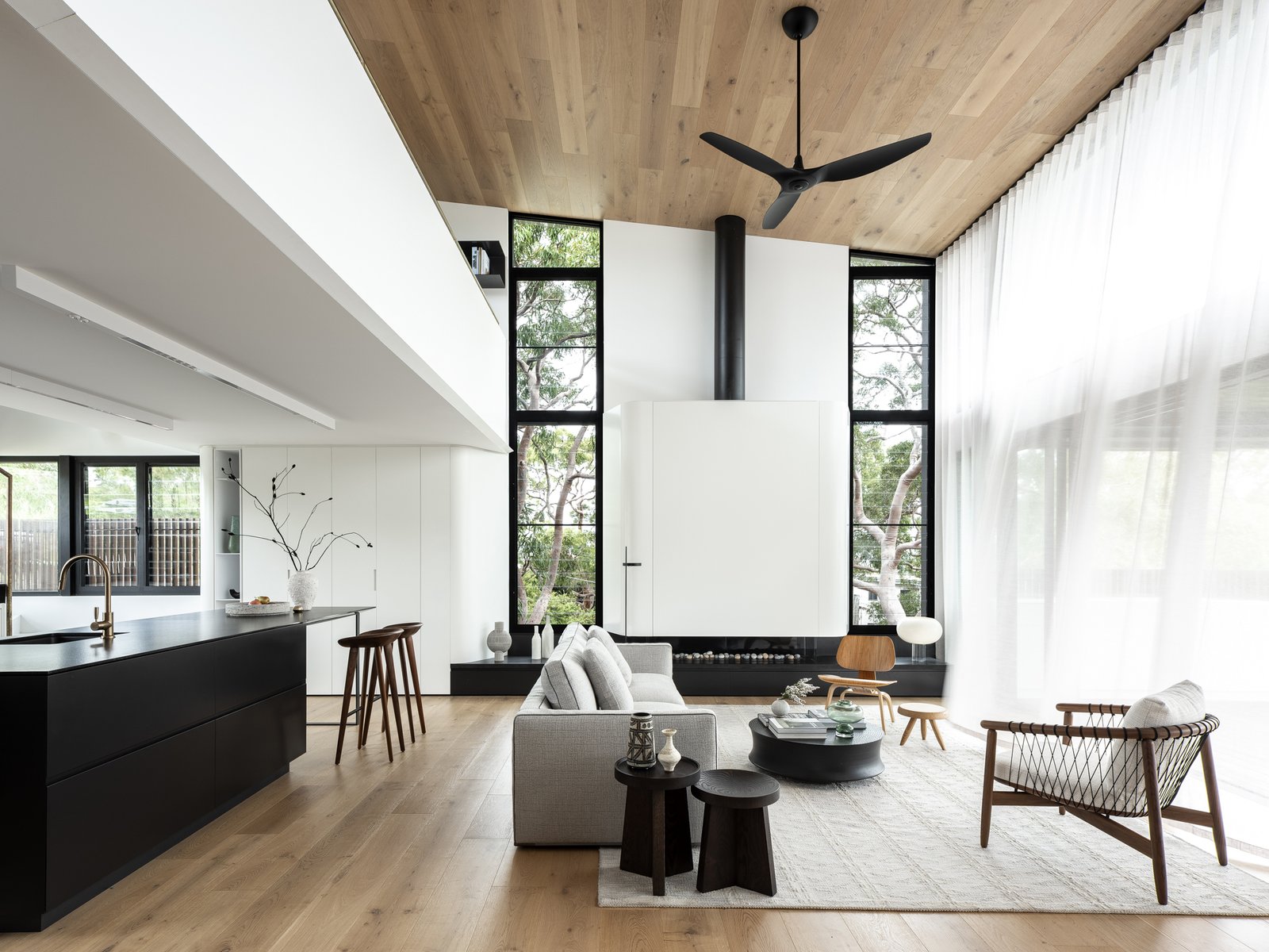 Photo 8 of 20 in A Radiant Sydney Home Appears to Float Above a ...