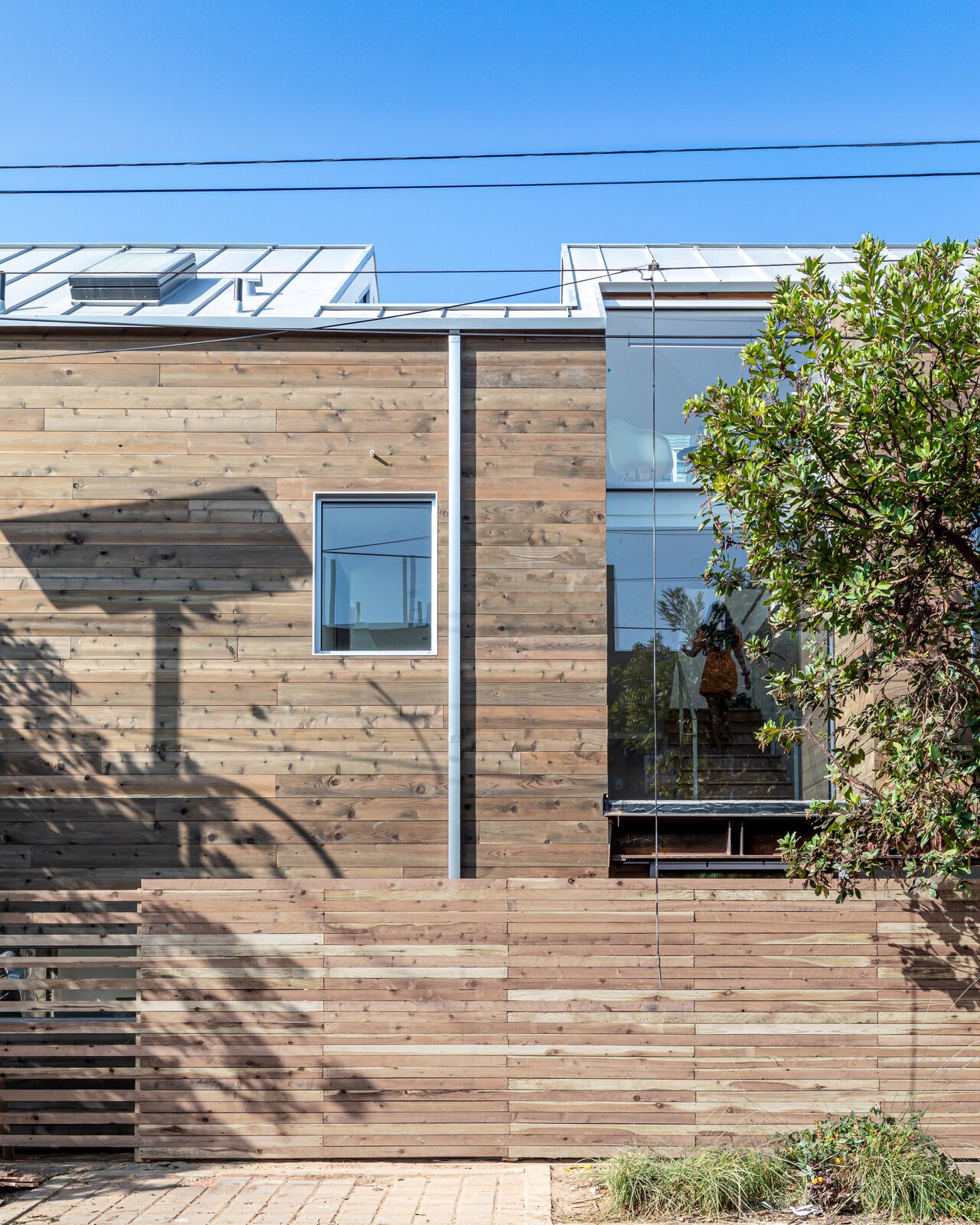 Photo 3 of 19 in A Wood-Clad Beach Pad Flourishes on a Narrow Lot in ...