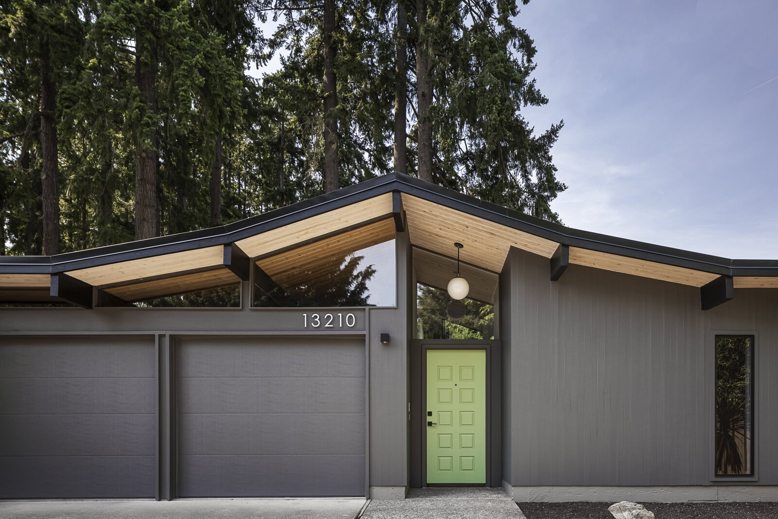 A Radiantly Remodeled Midcentury Home by Robert Rummer Lists for $925K ...