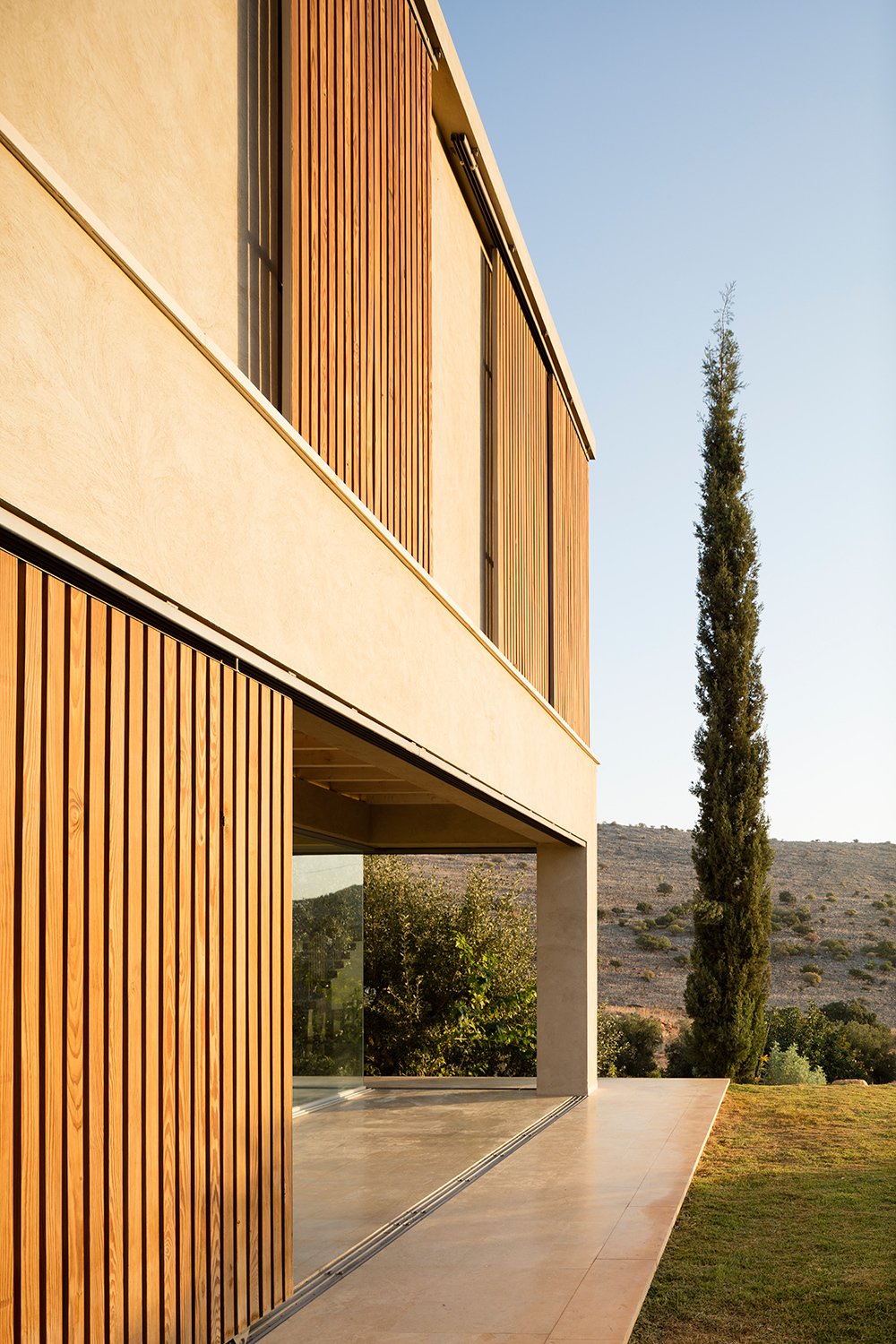 Photo 14 of 14 in Moveable Wooden Screens Add a Playful Touch to This ...