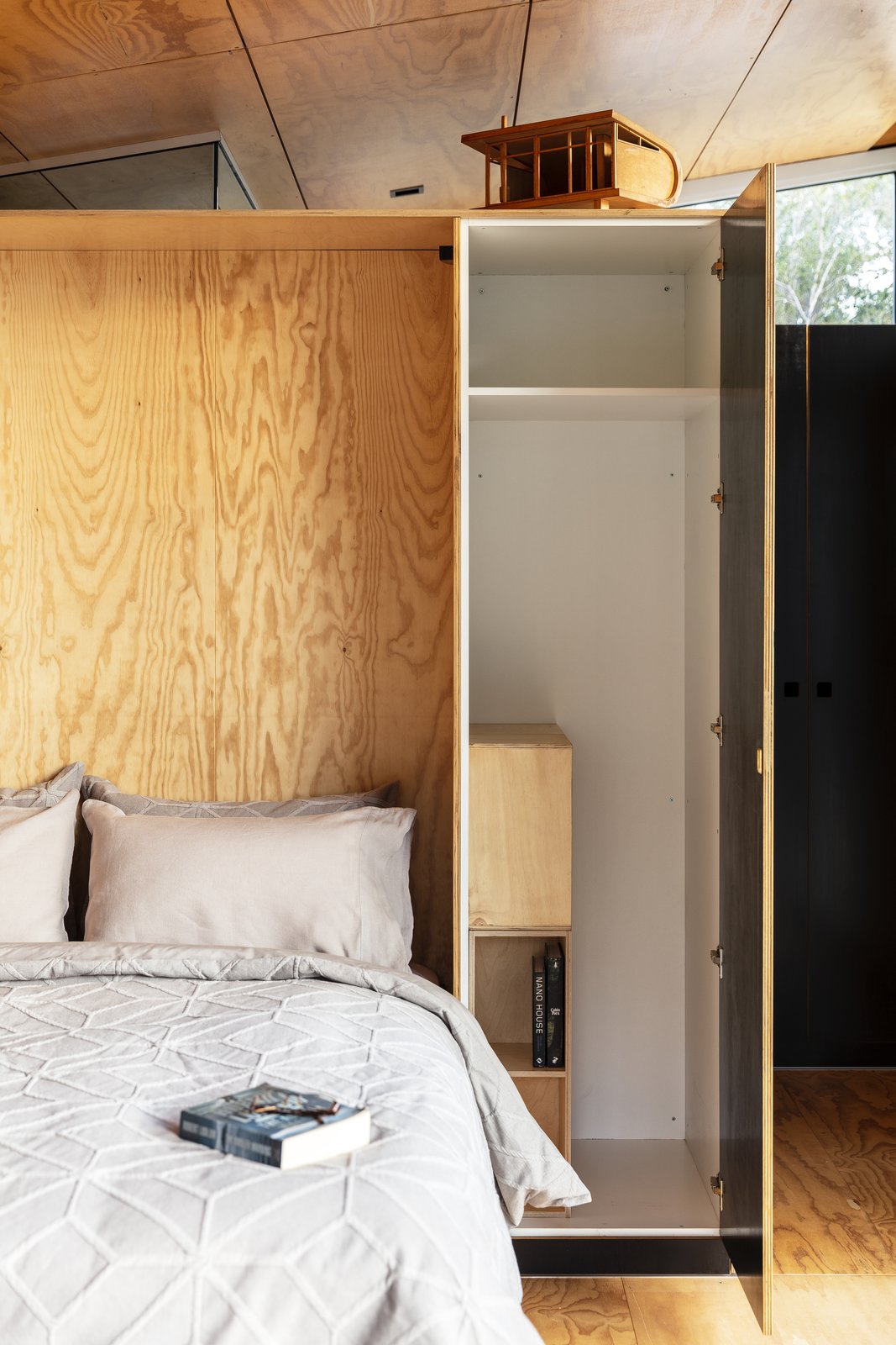 Photo 9 of 12 in A Corrugated Steel Prefab in Australia Throws a Curve ...