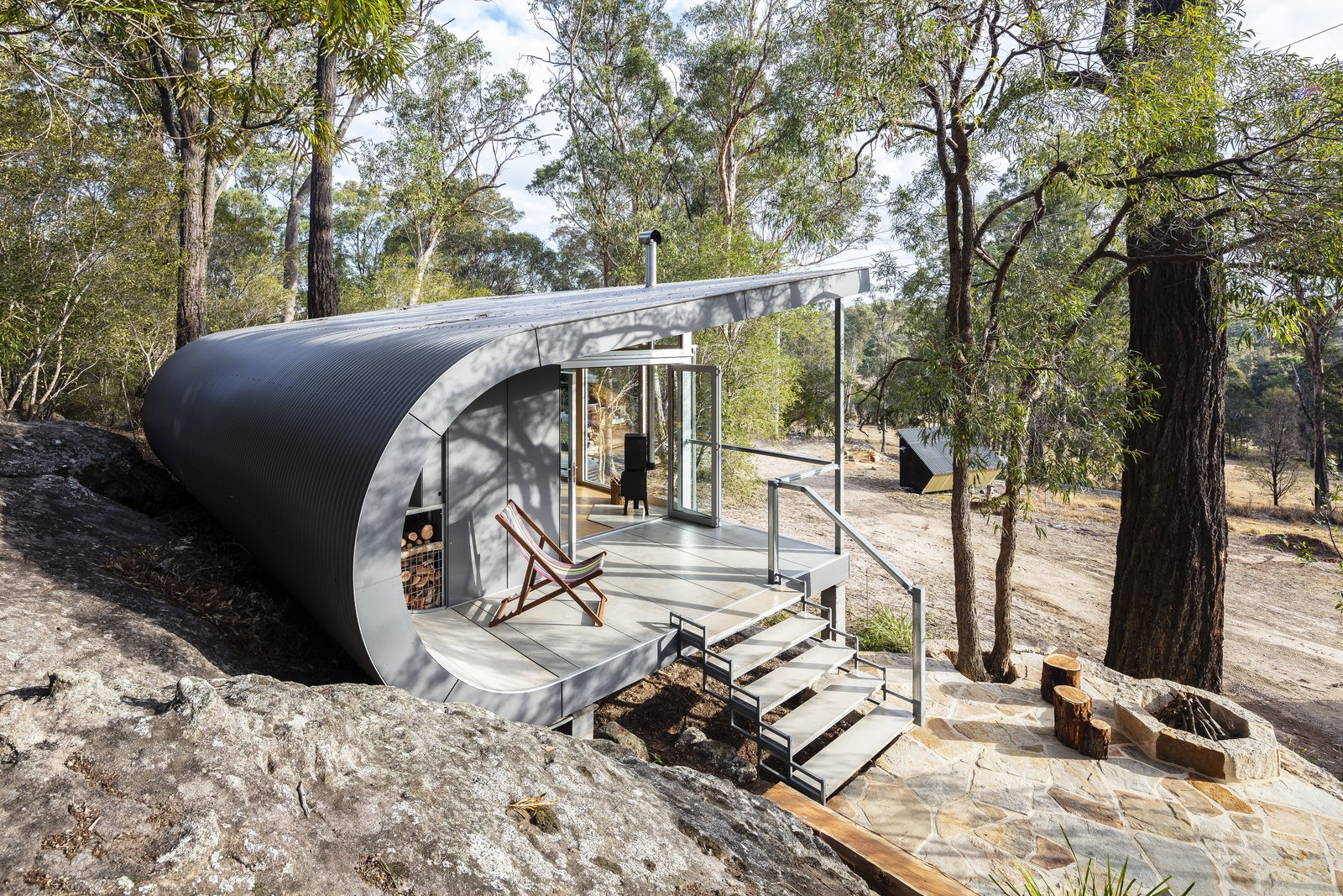 Photo 3 of 12 in A Corrugated Steel Prefab in Australia Throws a Curve ...