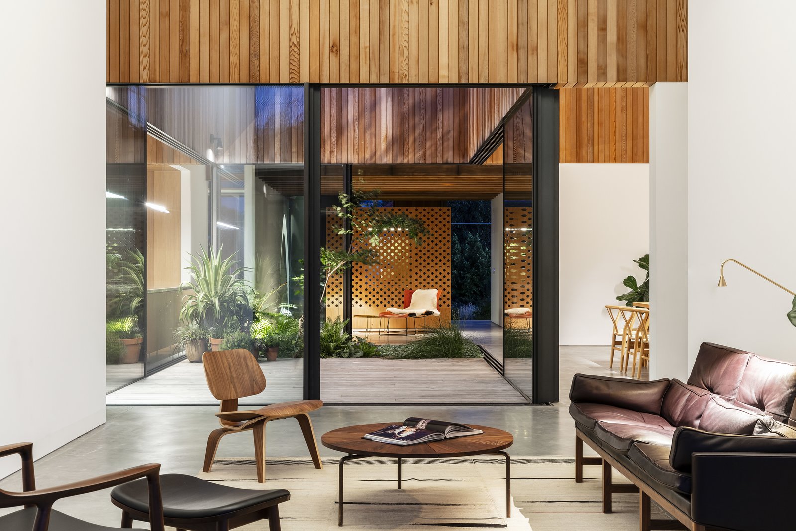 Photo 9 of 12 in A Lush Garden Is the Hidden Heart of This Courtyard ...