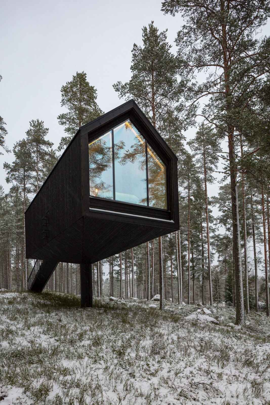 Photo 8 of 15 in 15 Black Cabins That Make the Case for Dark Exteriors ...