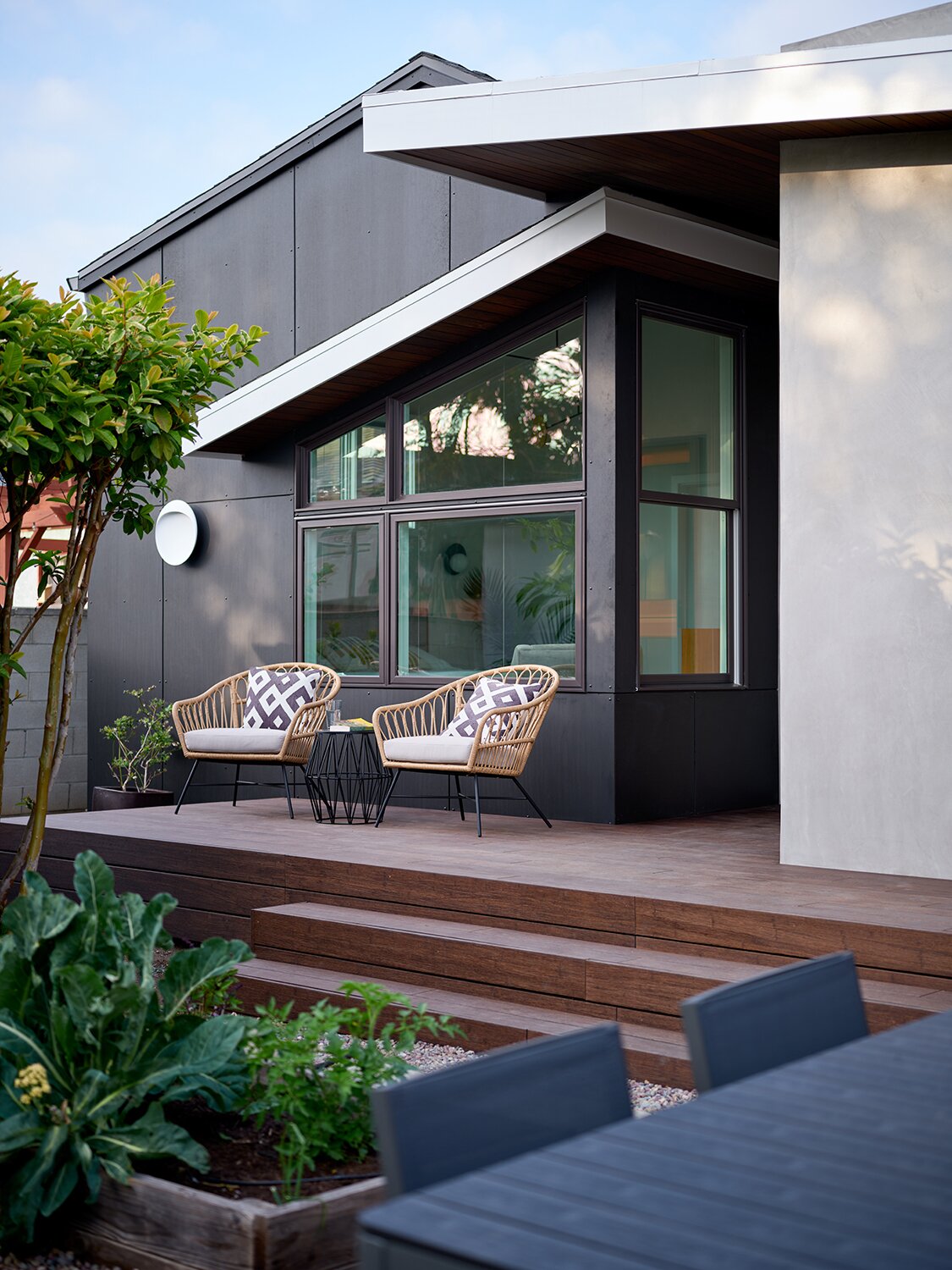 Photo 2 of 16 in Mar Vista Sustainable Garden House by SATO Architects ...
