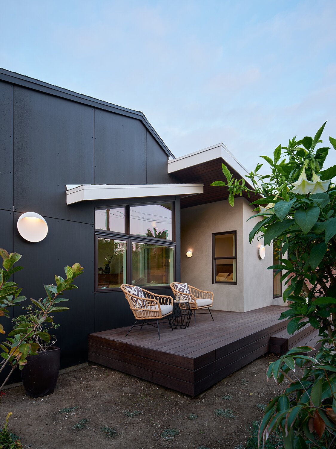 Photo 7 of 16 in Mar Vista Sustainable Garden House by SATO Architects ...