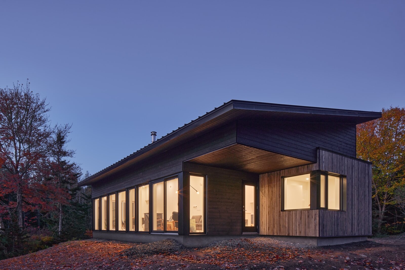 Photo 7 of 10 in This Sun-Soaked Cabin in the Canadian Wilderness Is a ...