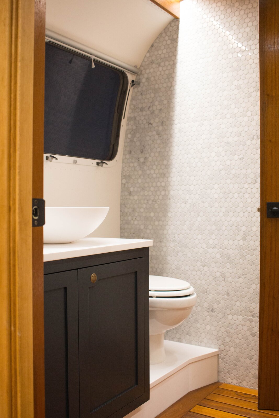 Bath Stone Tile Photos from A 1984 Airstream Shines With a Steely-Blue ...