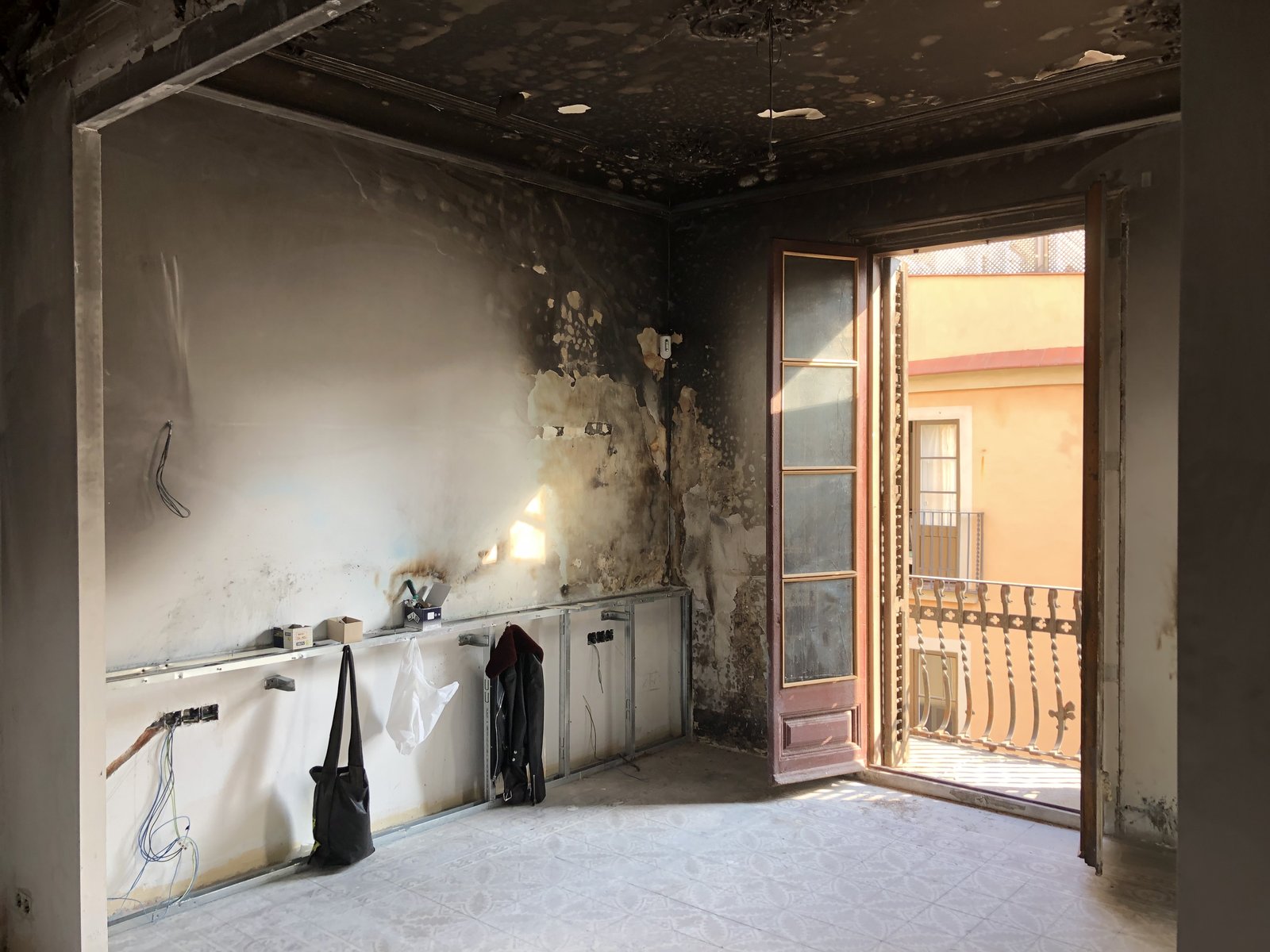 Photo 1 of 18 in A Fire-Ravaged Apartment in Barcelona Rises Again With ...