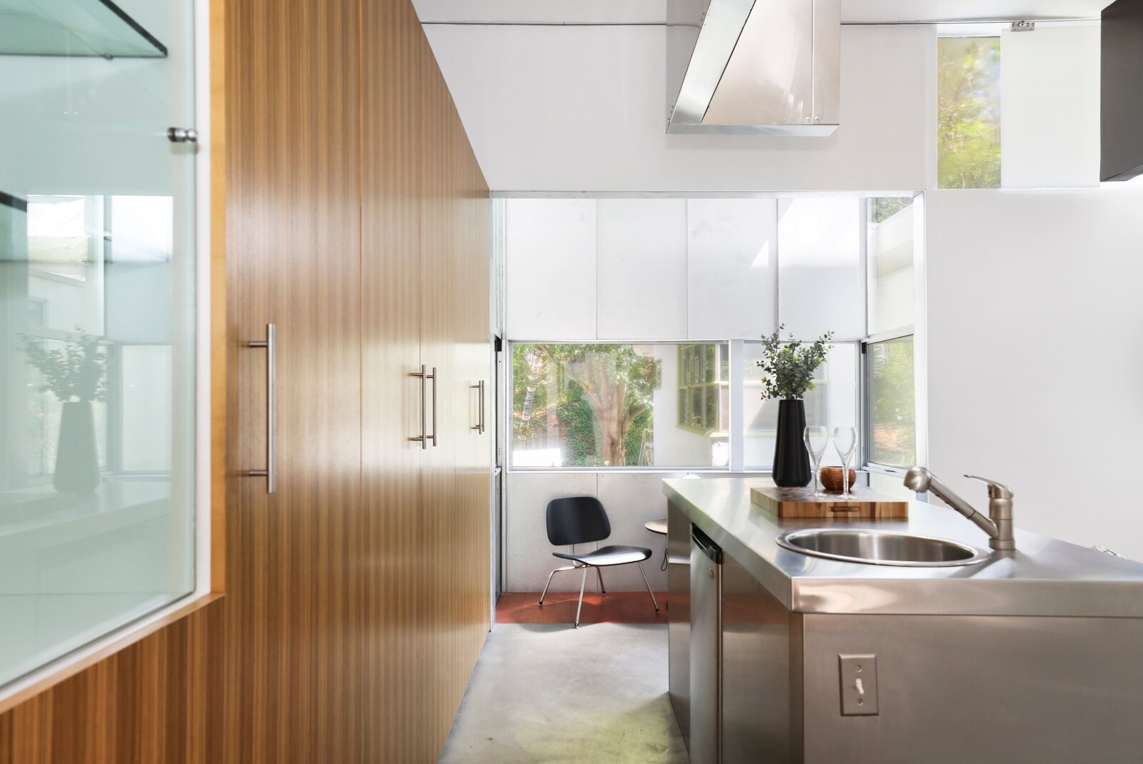 Photo 13 of 21 in In Los Angeles, a Streamline Moderne With a Modernist ...