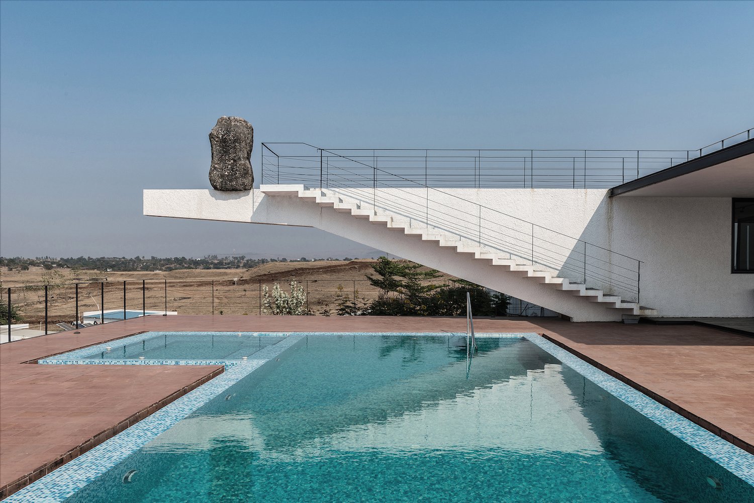 Photo 12 of 14 in A Modern Home in India Evokes Emotion With a Giant 4 ...