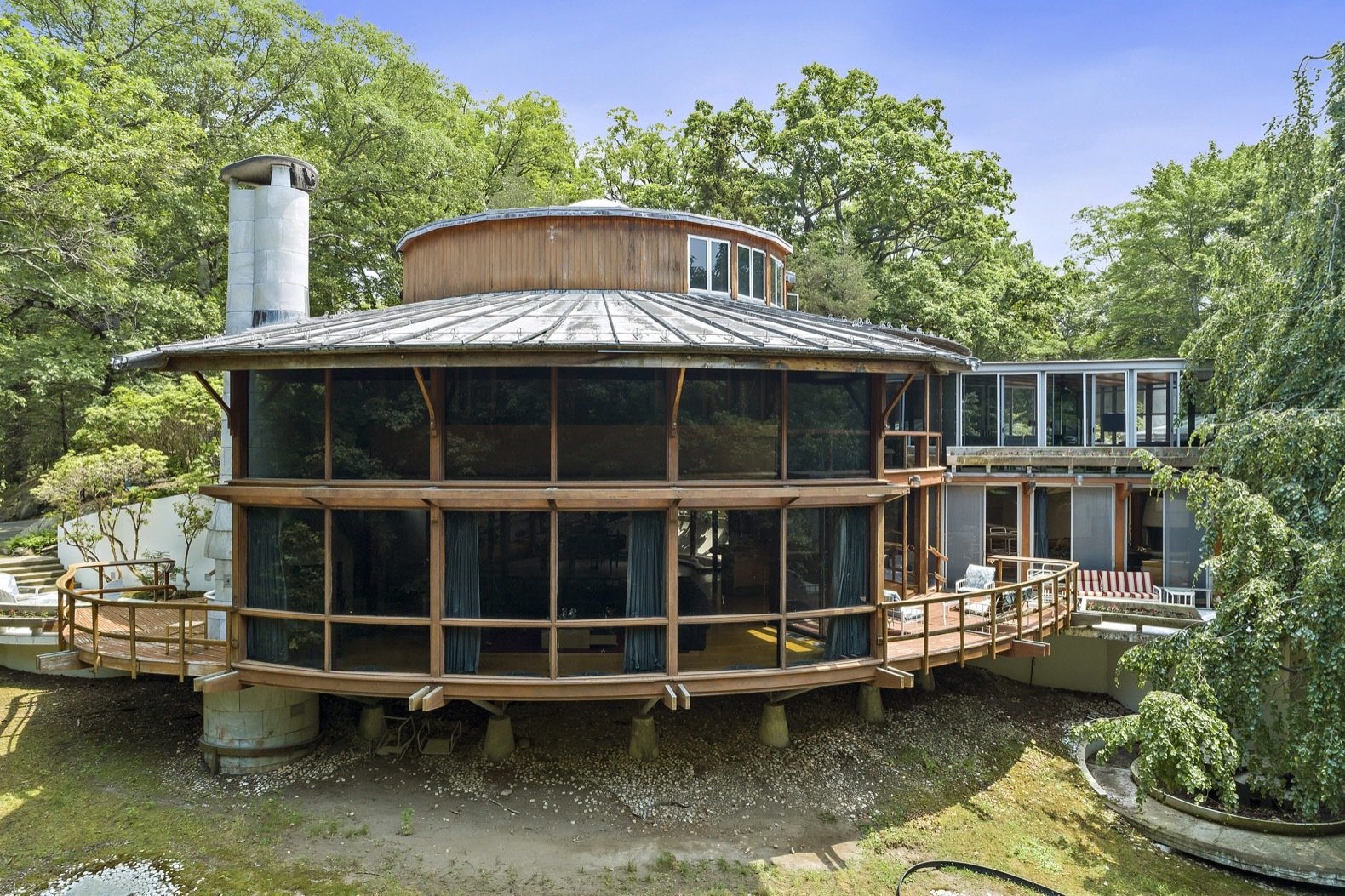 Photo 2 of 22 in Jackie Gleason’s Spaceship-Like Mansion Hits the ...