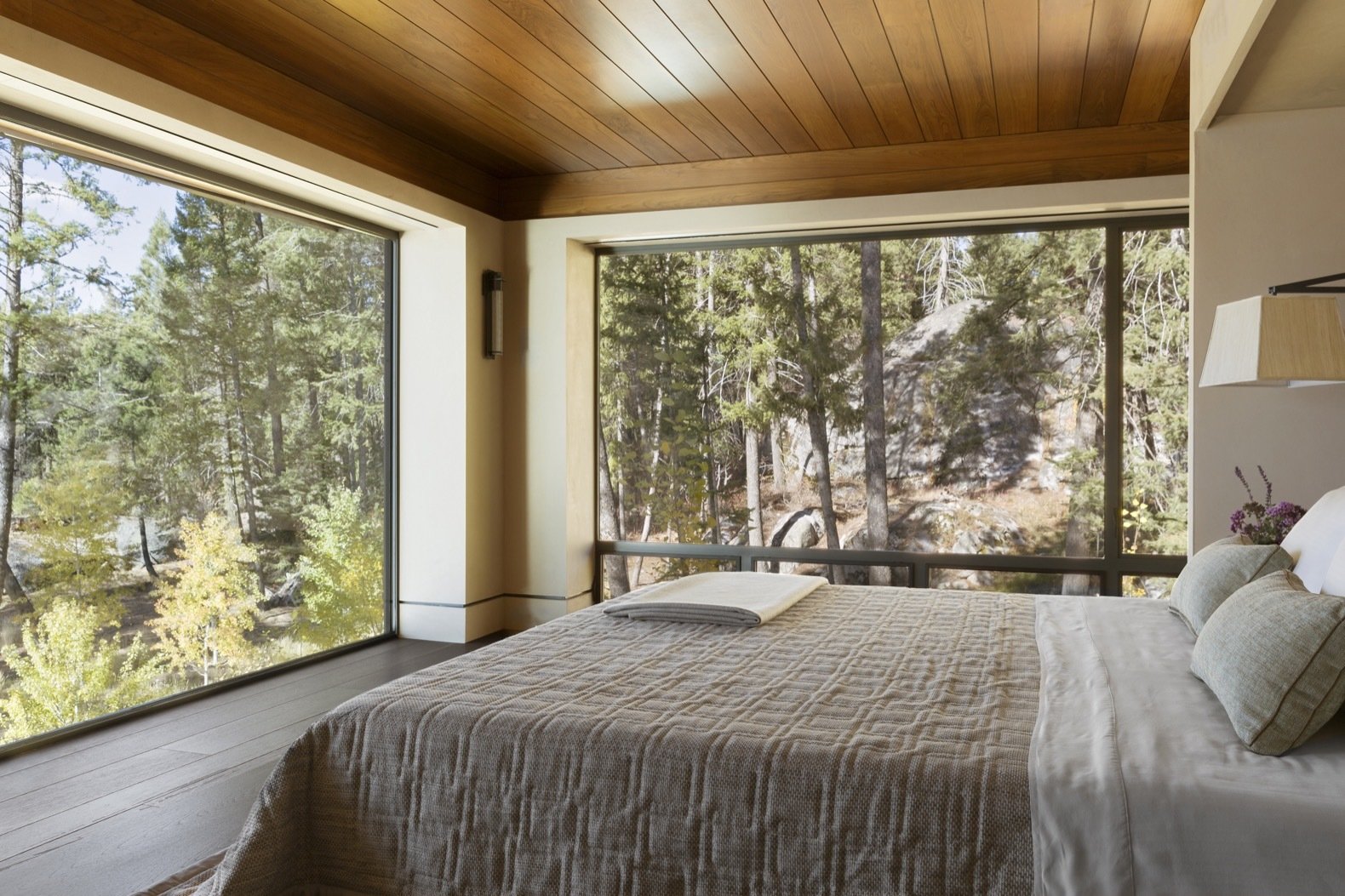 Photo 14 of 21 in This Modern Cliff House Seamlessly Knits Into a Rocky ...