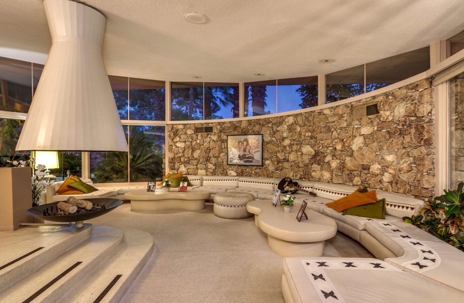 Photo 5 of 9 in Snag the Elvis Honeymoon Hideaway For the Reduced Price ...