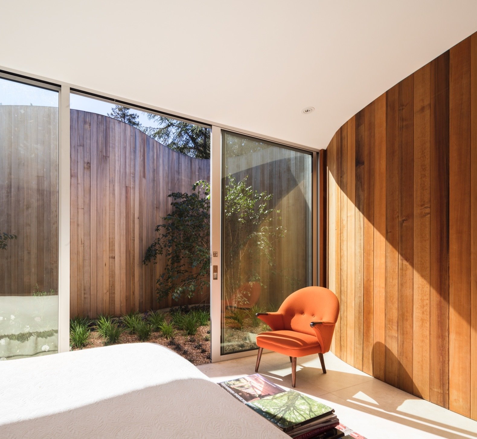 Photo 14 of 17 in Roofless House Directs Views Upward For Indoor ...