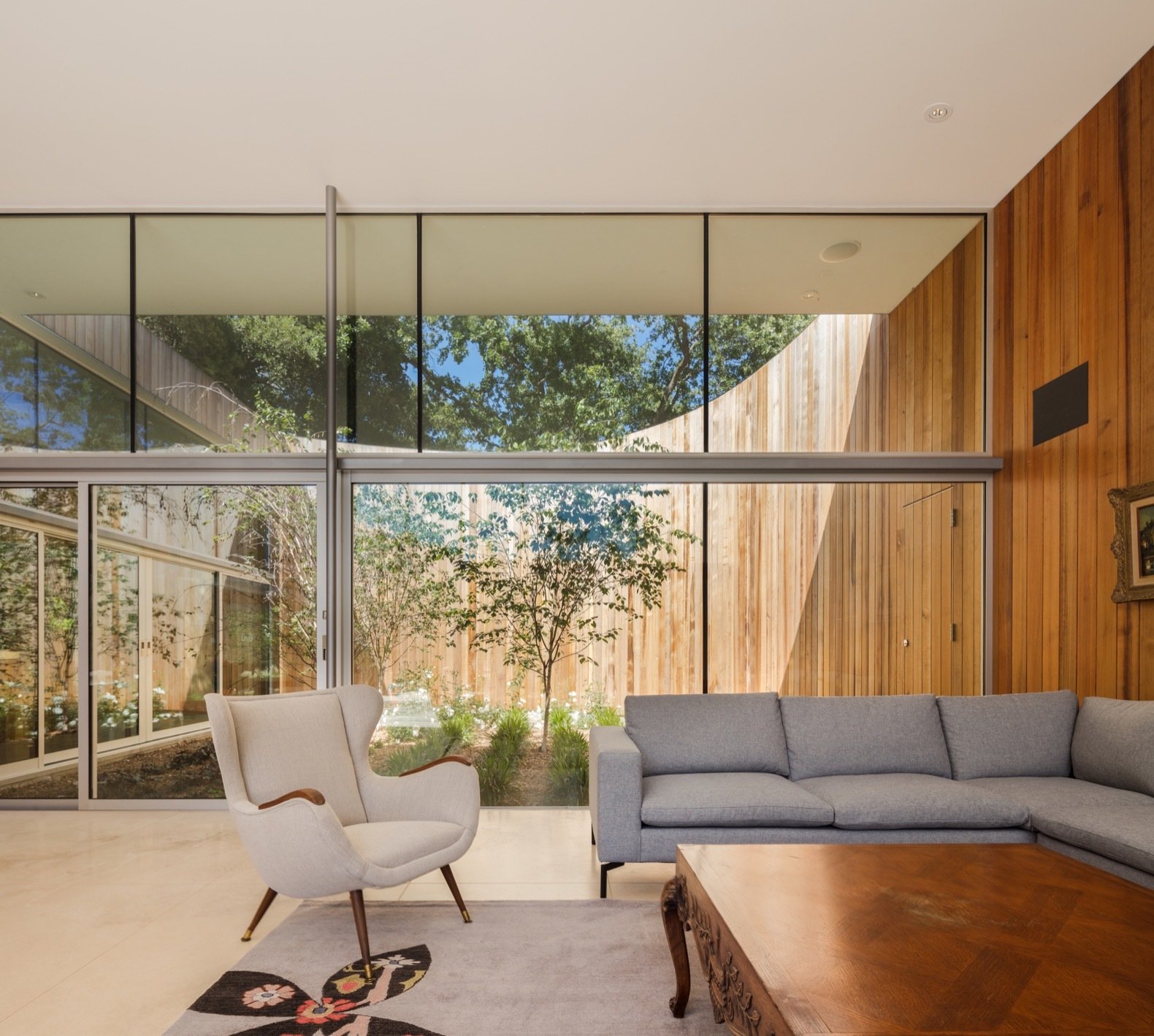 Photo 10 of 17 in Roofless House Directs Views Upward For Indoor ...