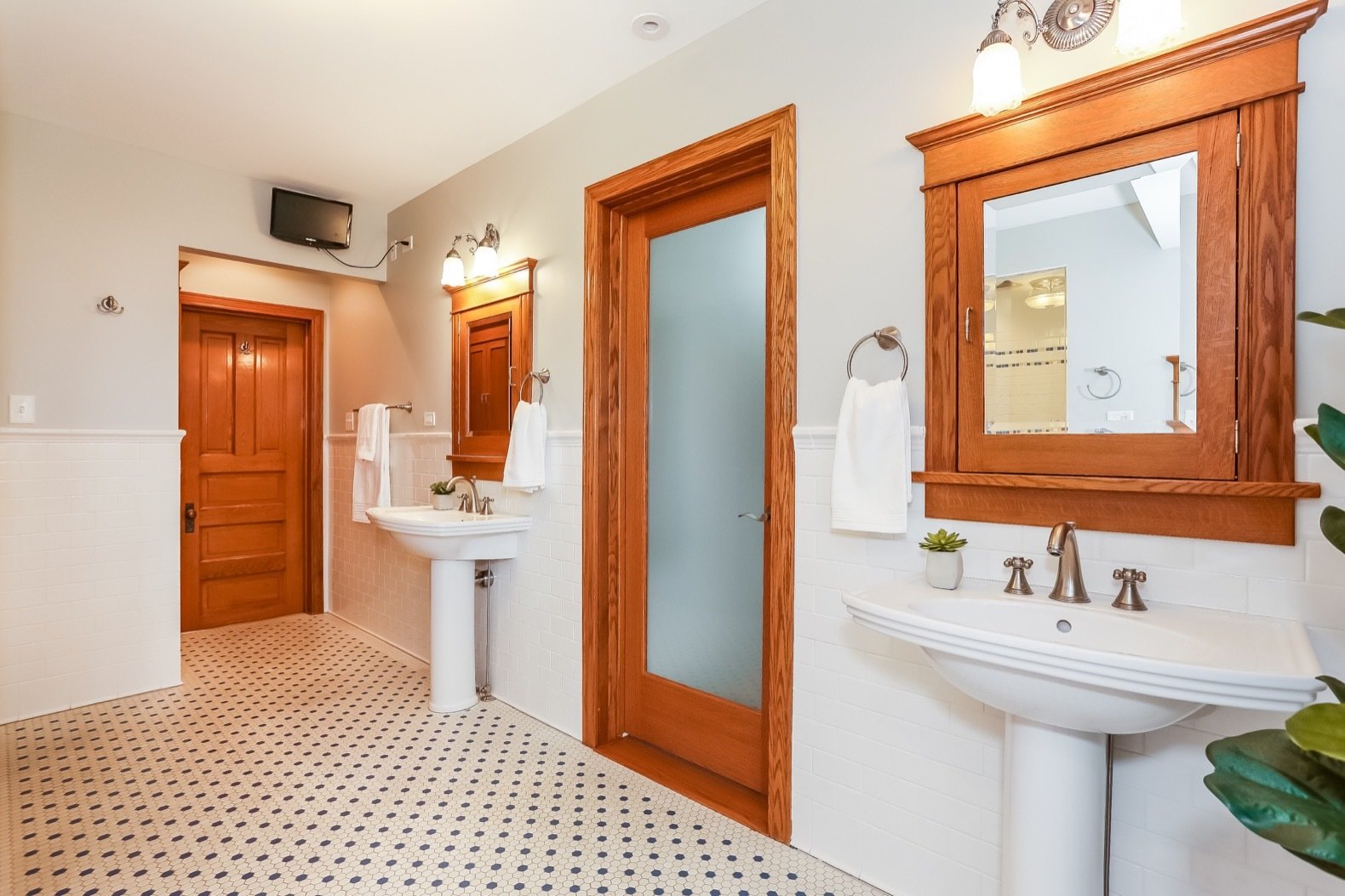 Photo 16 of 31 in Own a Frank Lloyd Wright “Bootleg” Gem in Illinois ...