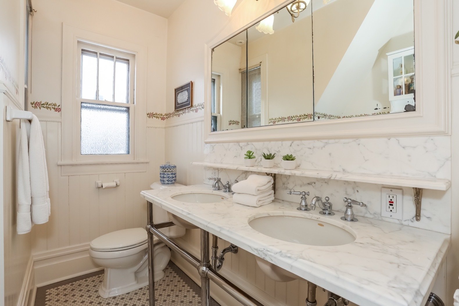 Photo 18 of 31 in Own a Frank Lloyd Wright “Bootleg” Gem in Illinois ...