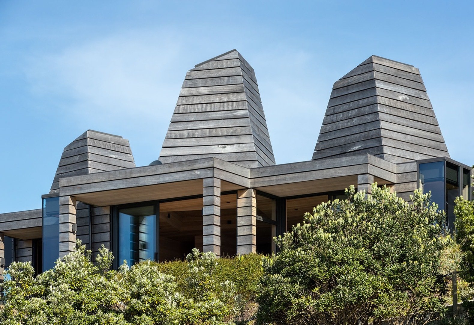 Photo 2 of 16 in A Coastal New Zealand Home Mines Starlight and ...