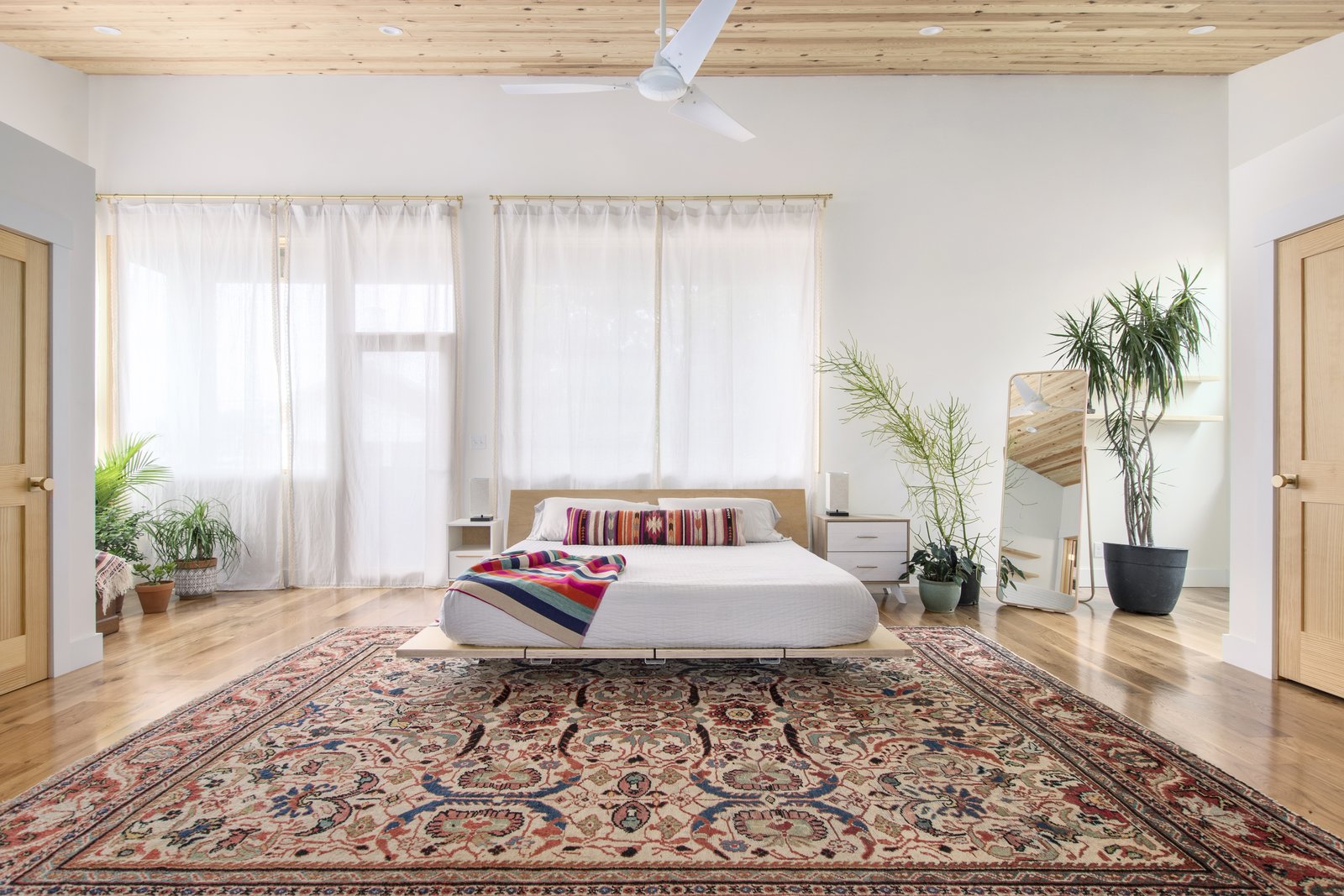 Photo 11 of 18 in A Sun-Catching Atrium With Delightful Archways ...