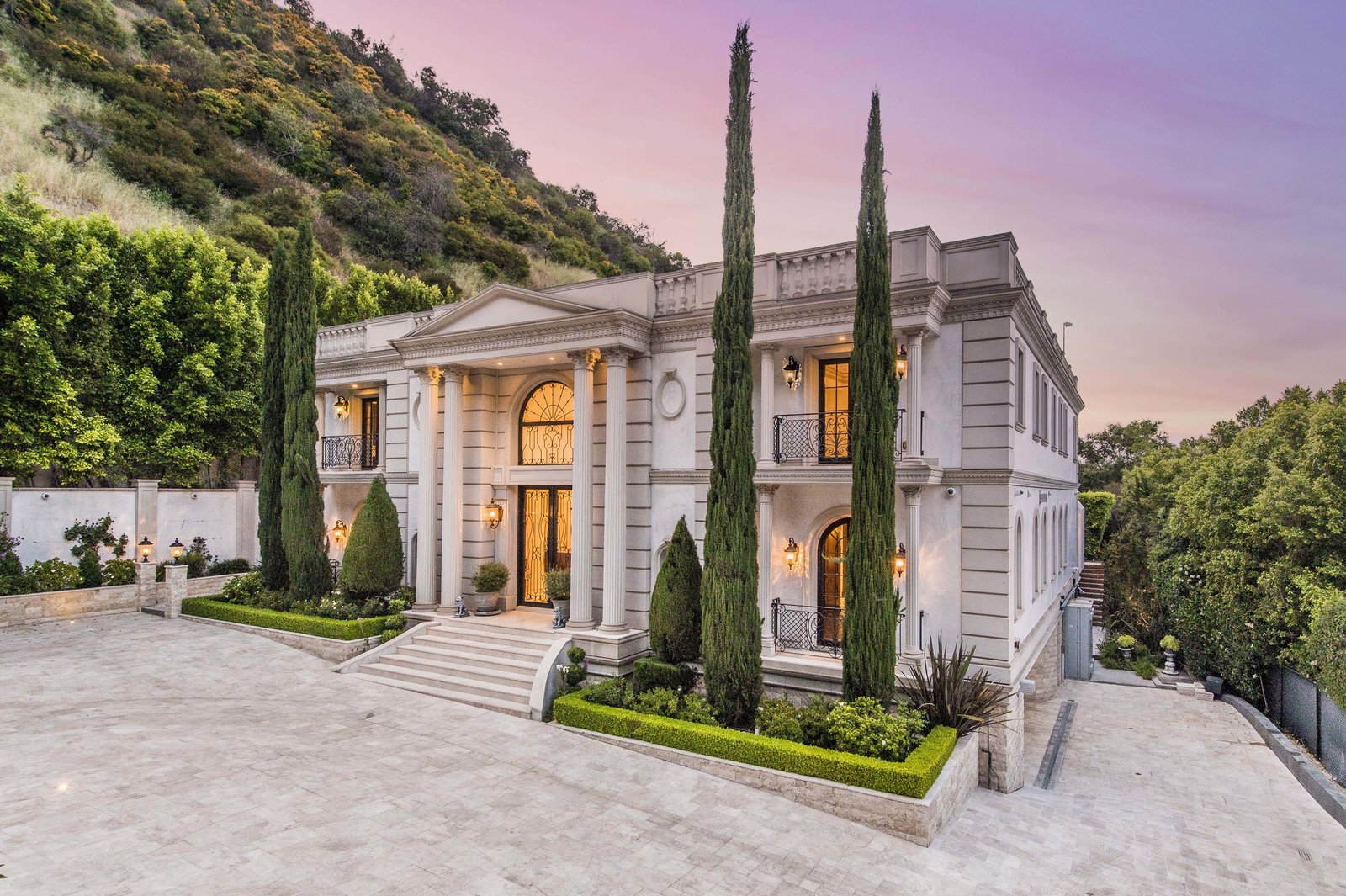 Photo 7 of 9 in 1714 Stone Canyon Rd by Miguel Covarrubias - Dwell