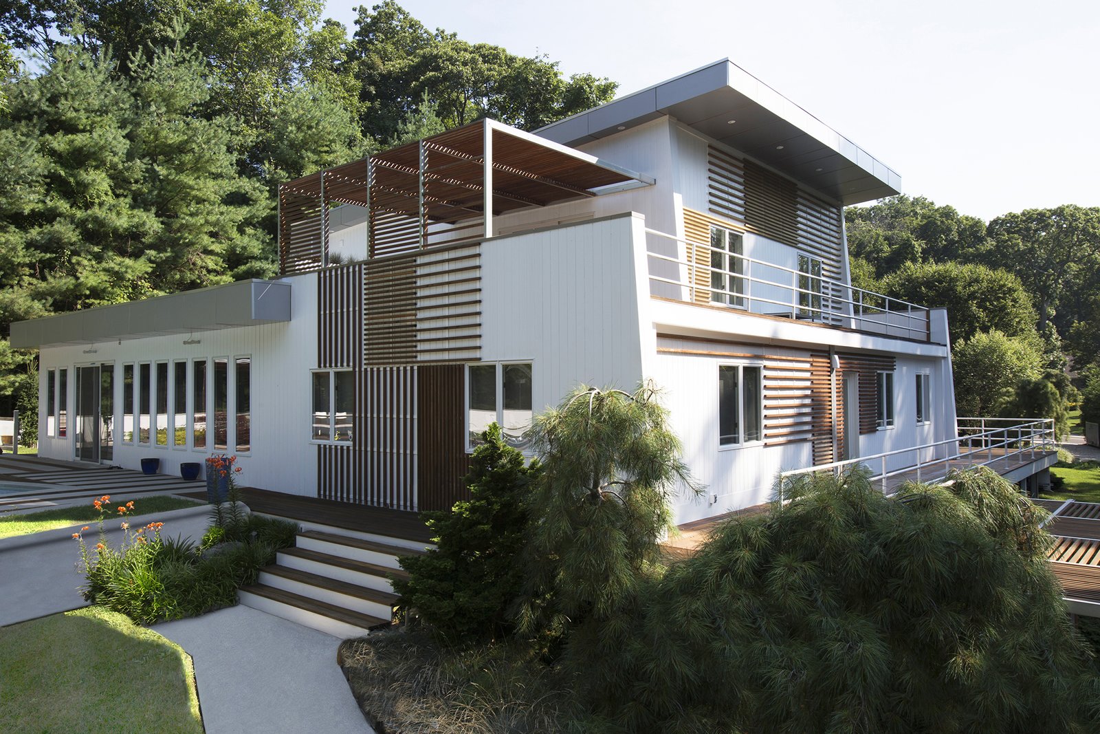 Photo 4 of 18 in The Summer House by Azin Valy - Dwell