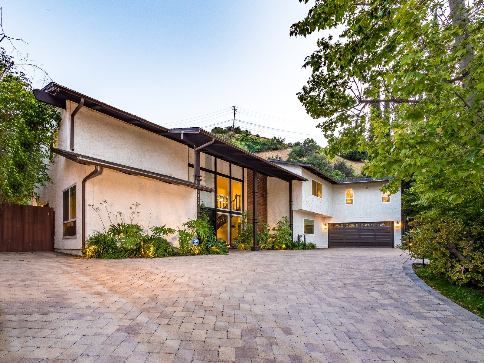 Photo 1 of 2 in Stylish Home in Woodland Hills, CA by Diana Armstrong ...