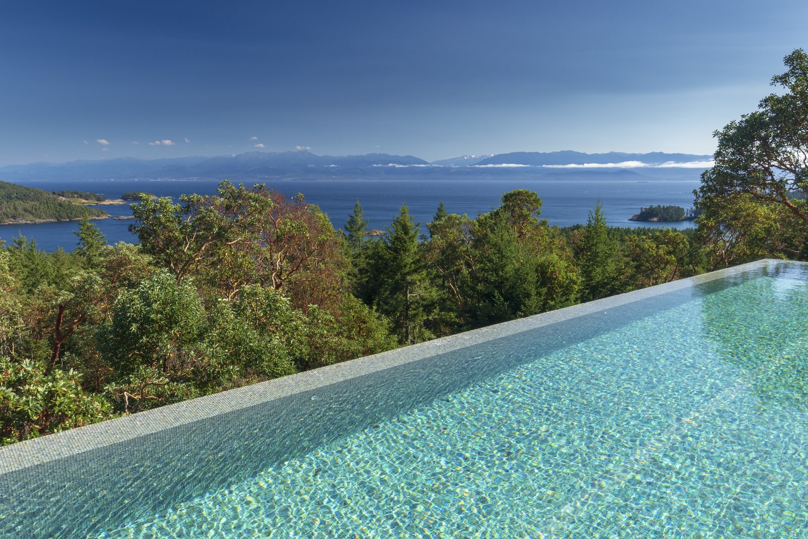 Photo 5 of 21 in WEST COAST ISLAND LIVING by Robyn Tucker-Peck - Dwell